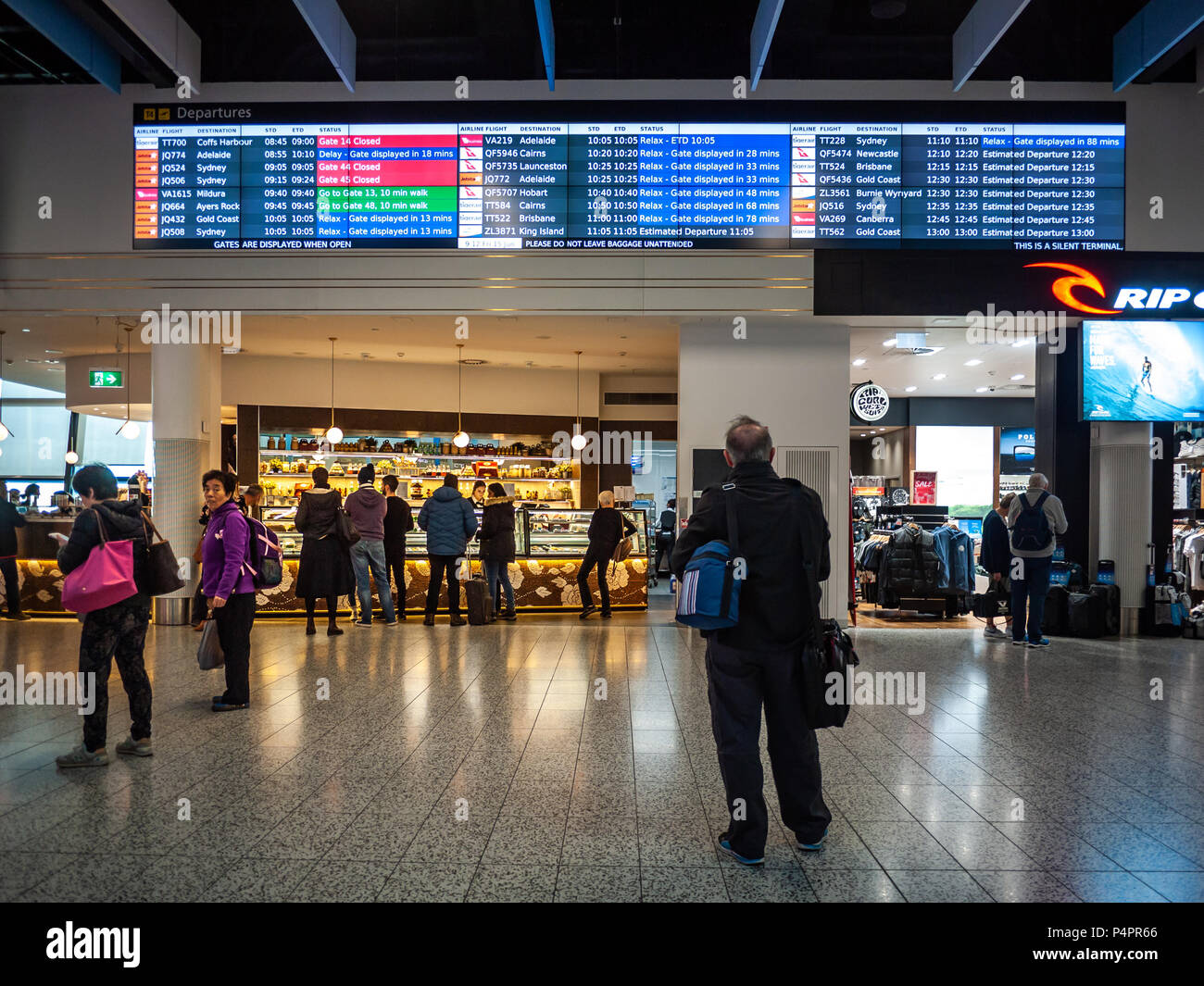 Airport display screen hi-res stock photography and images - Alamy