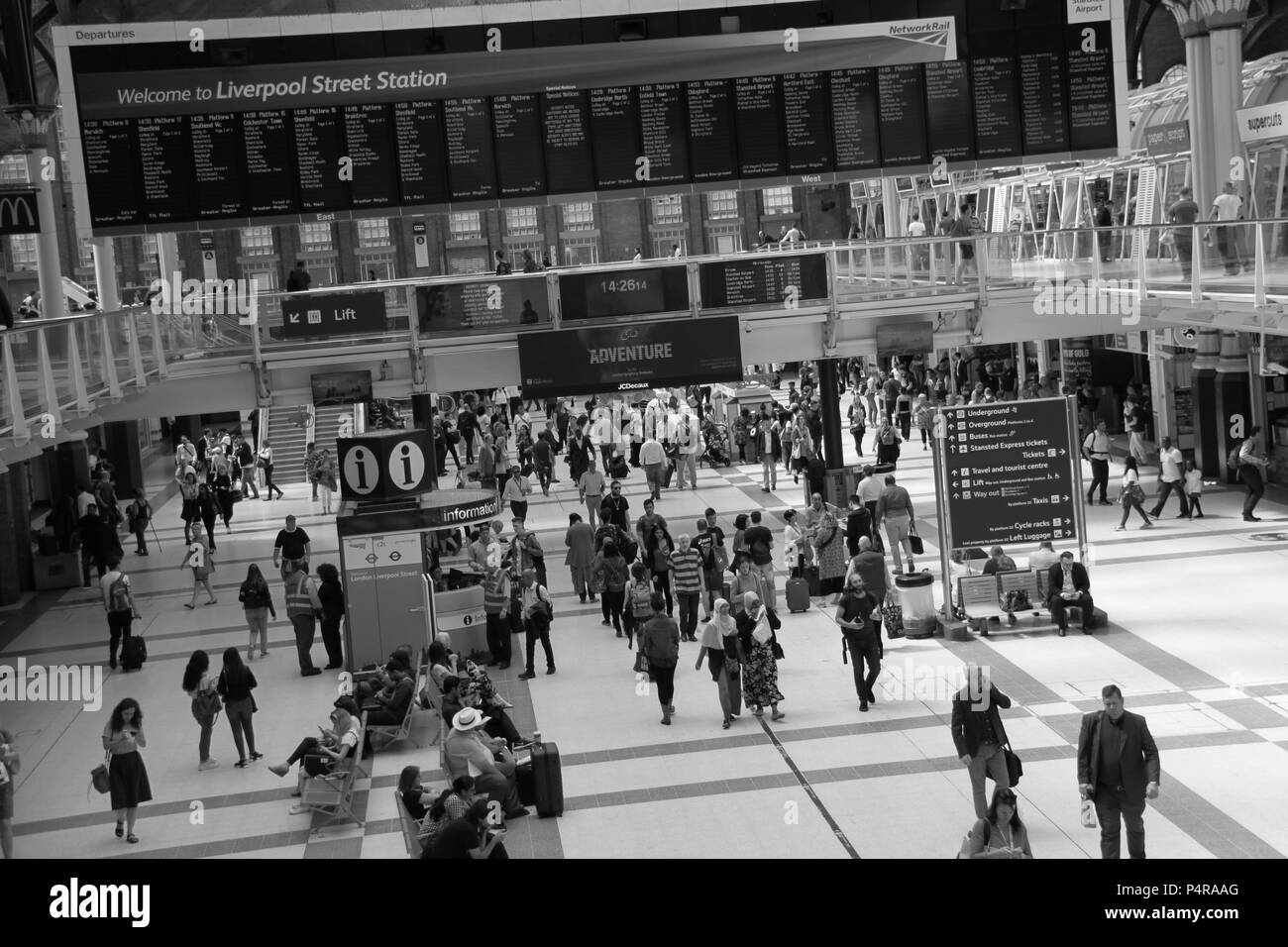 Concourse and ticket hall at Liverpool Street Train Station (third ...