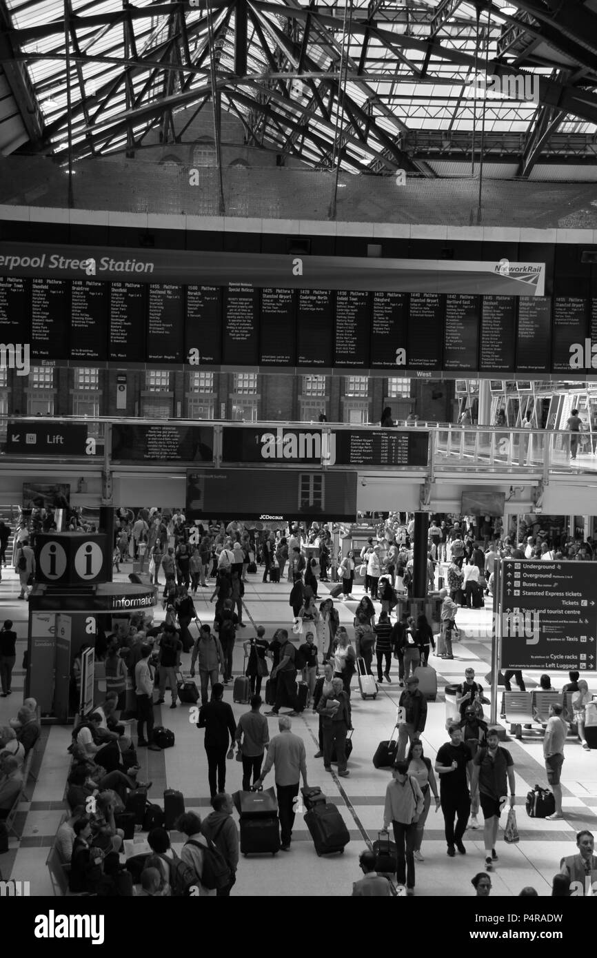 Concourse and ticket hall at Liverpool Street Train Station (third ...