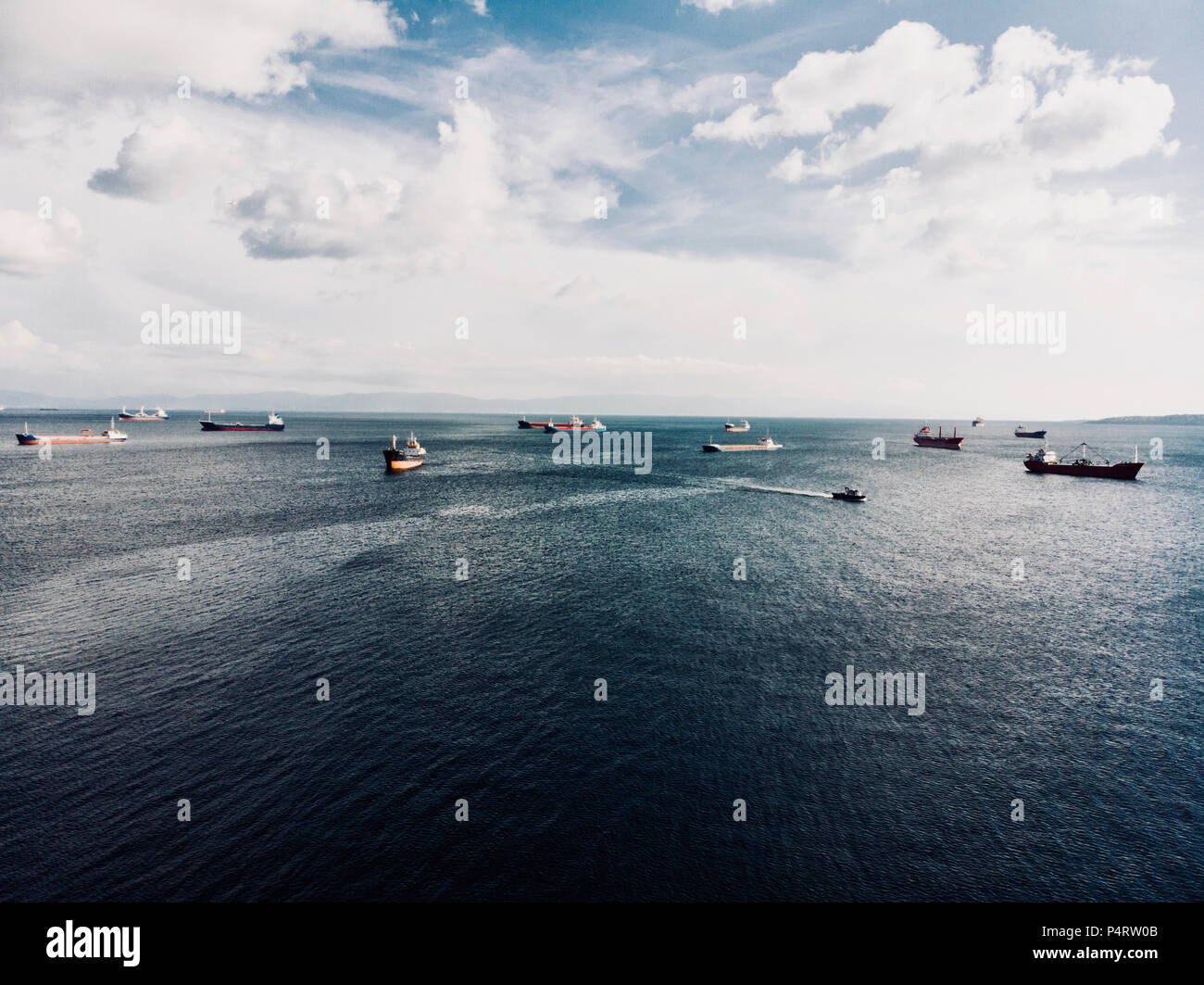 Ships in the ocean hi-res stock photography and images - Alamy