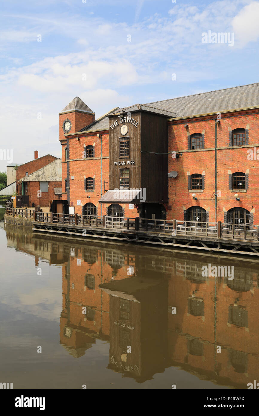 George formby wigan hi-res stock photography and images - Alamy