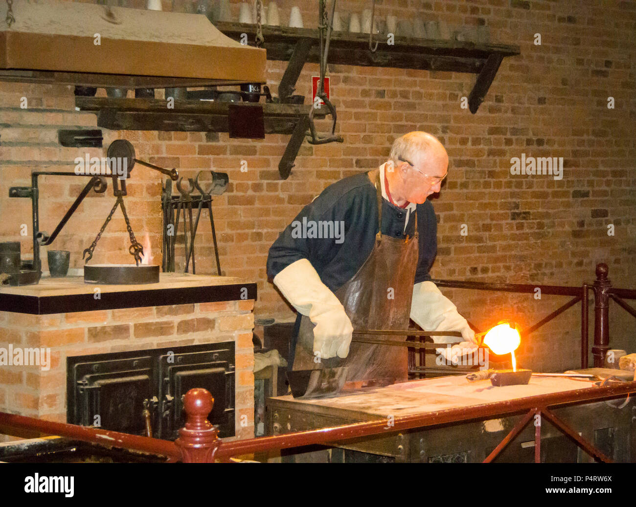 Molten gold poured mould hi-res stock photography and images - Alamy