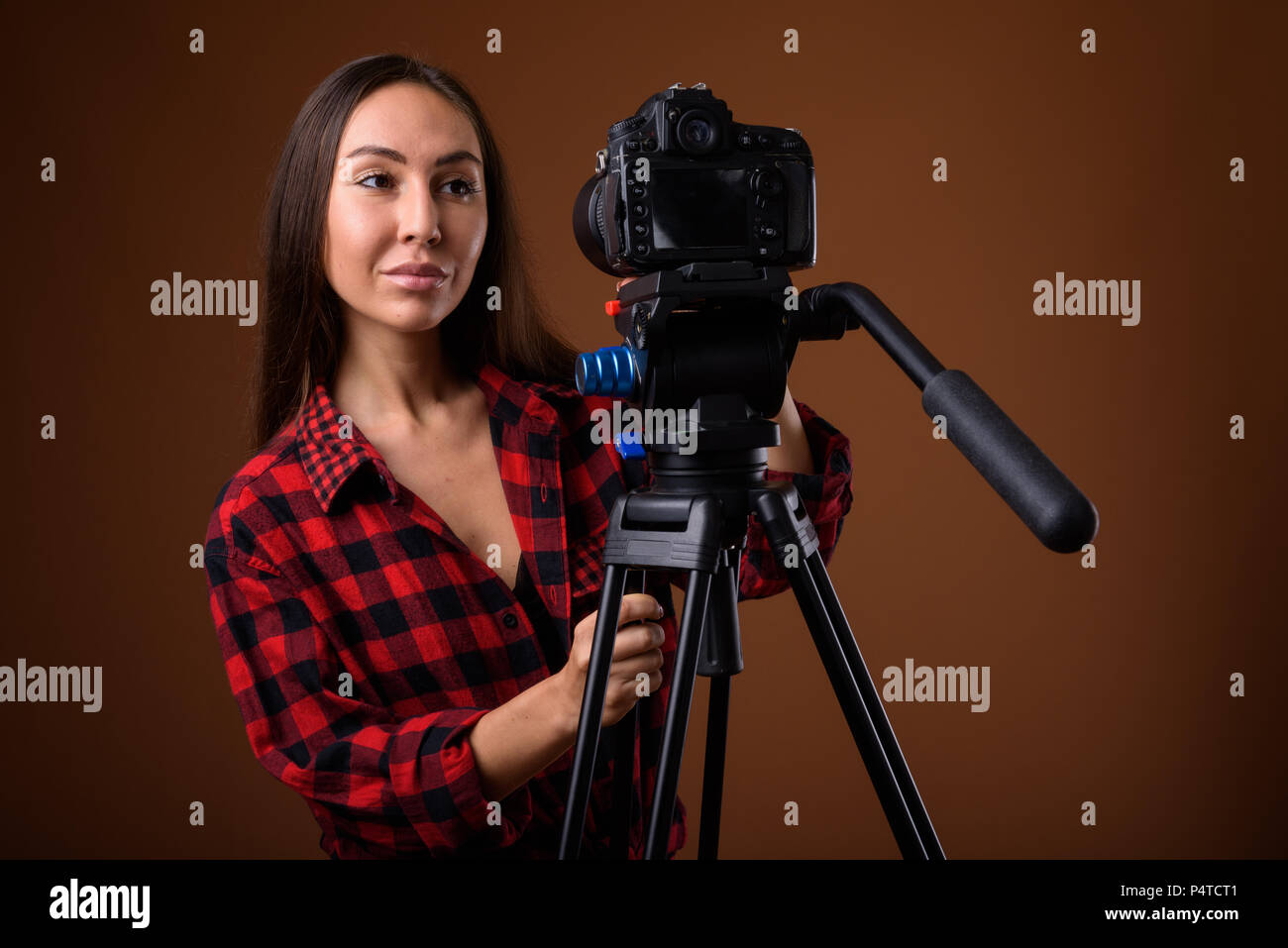 Photographer back to camera woman hi-res stock photography and images ...