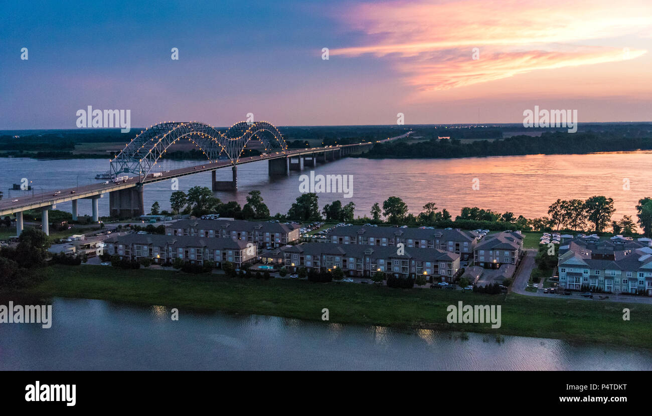 Colorful sunset on the Mississippi River at Memphis, Tennessee. (USA ...