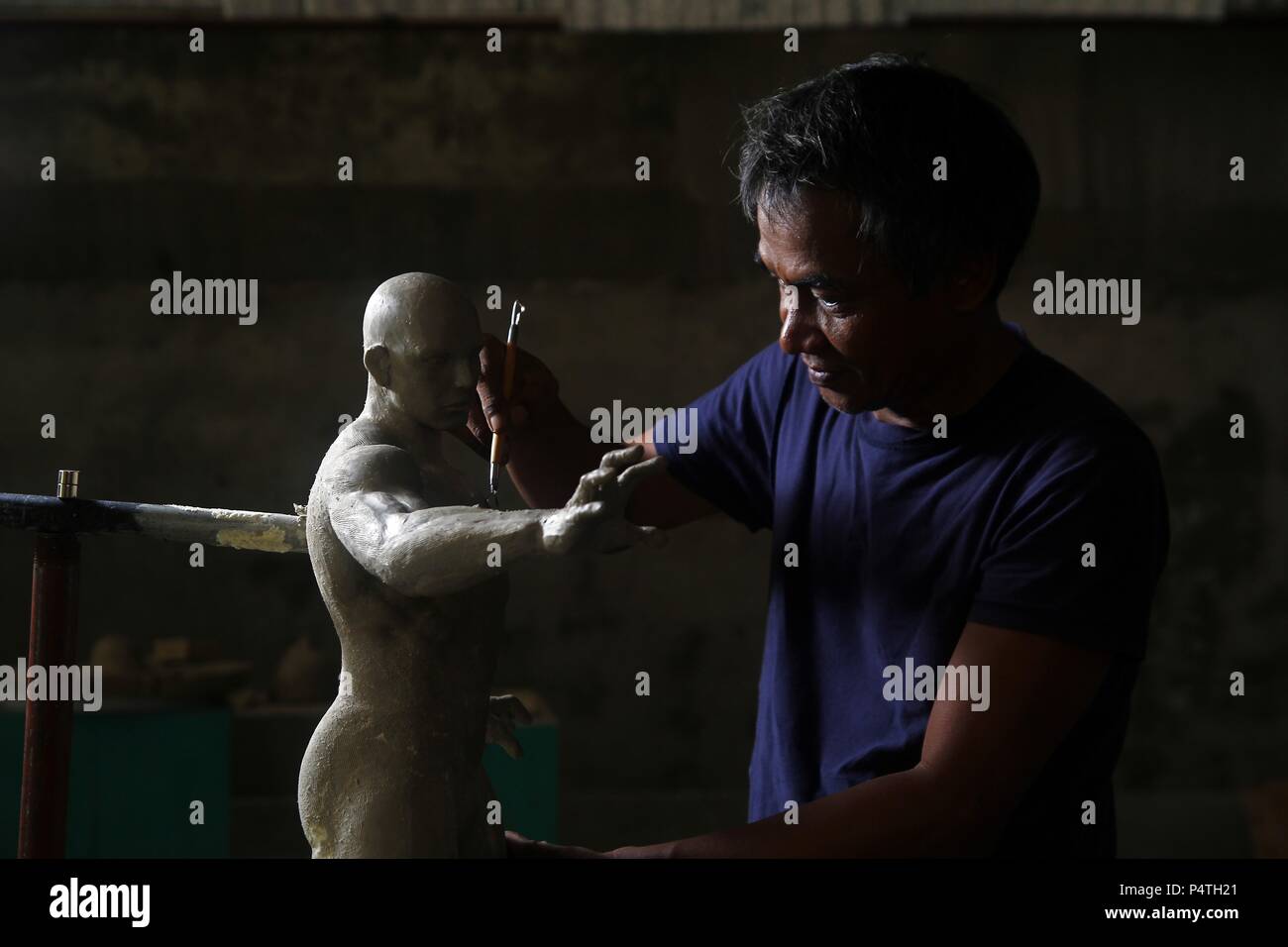 Photo of a sculptor working on a statue Stock Photo - Alamy