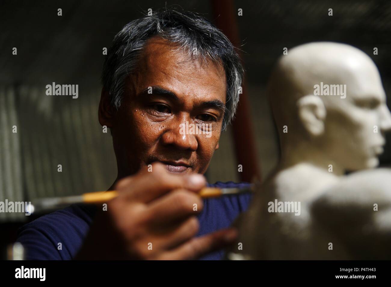 Photo of a sculptor working on a statue Stock Photo - Alamy