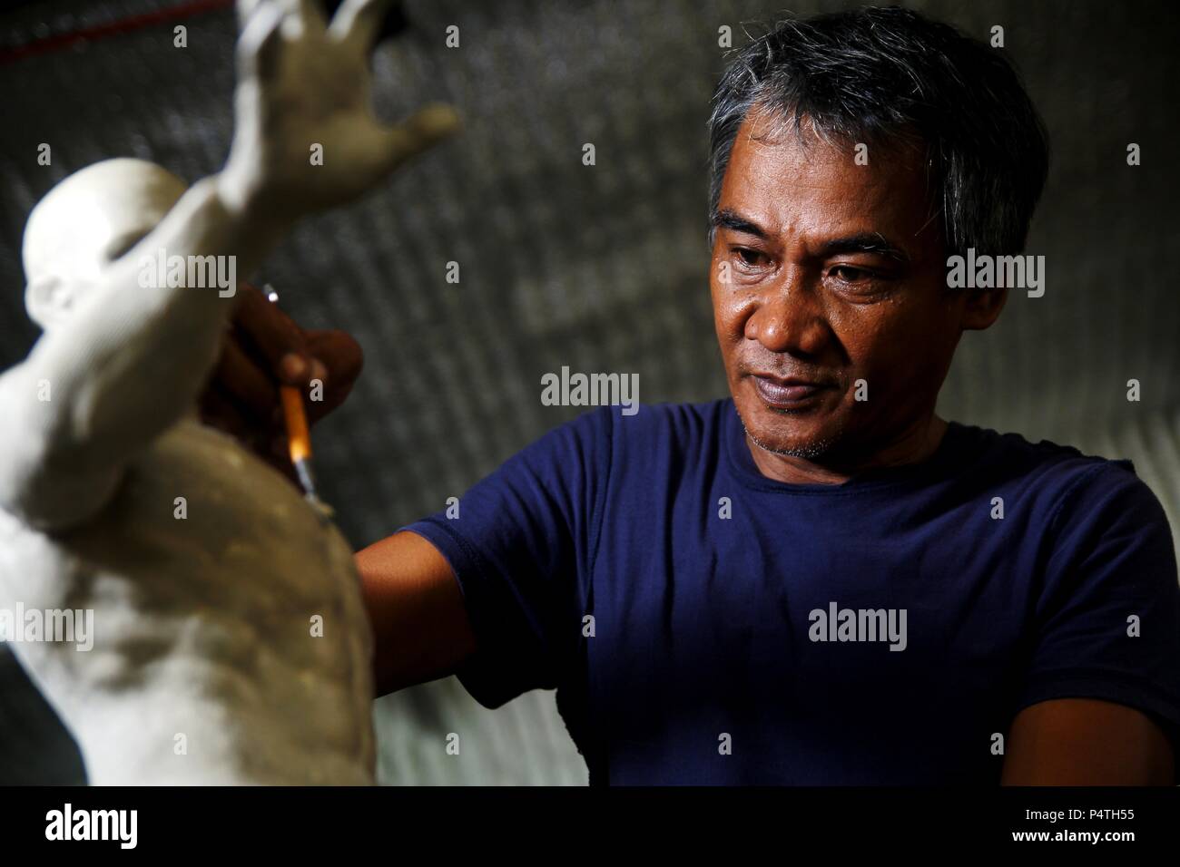 Photo of a sculptor working on a statue Stock Photo - Alamy