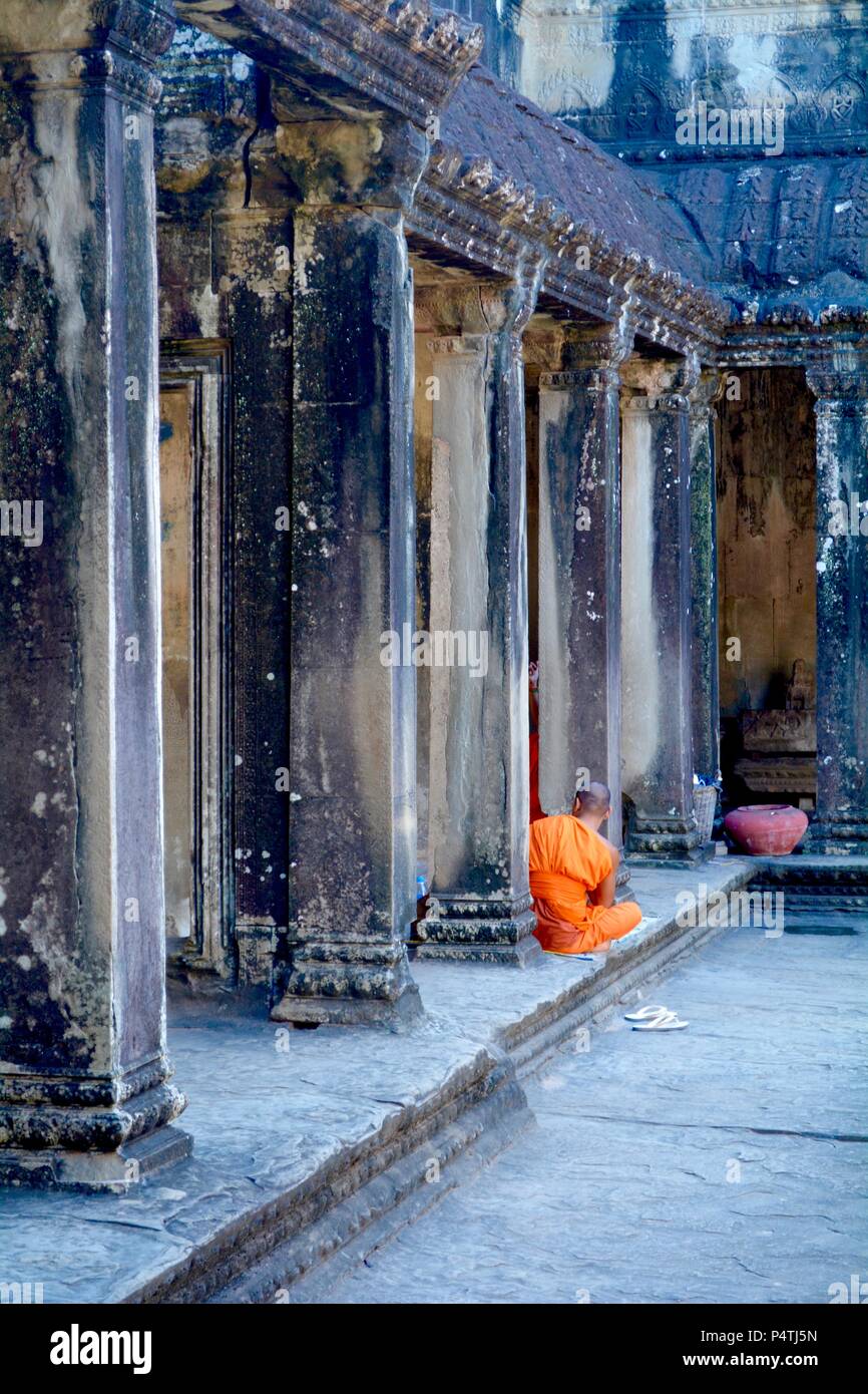 Buddhist monks in orange robes hi-res stock photography and images - Alamy