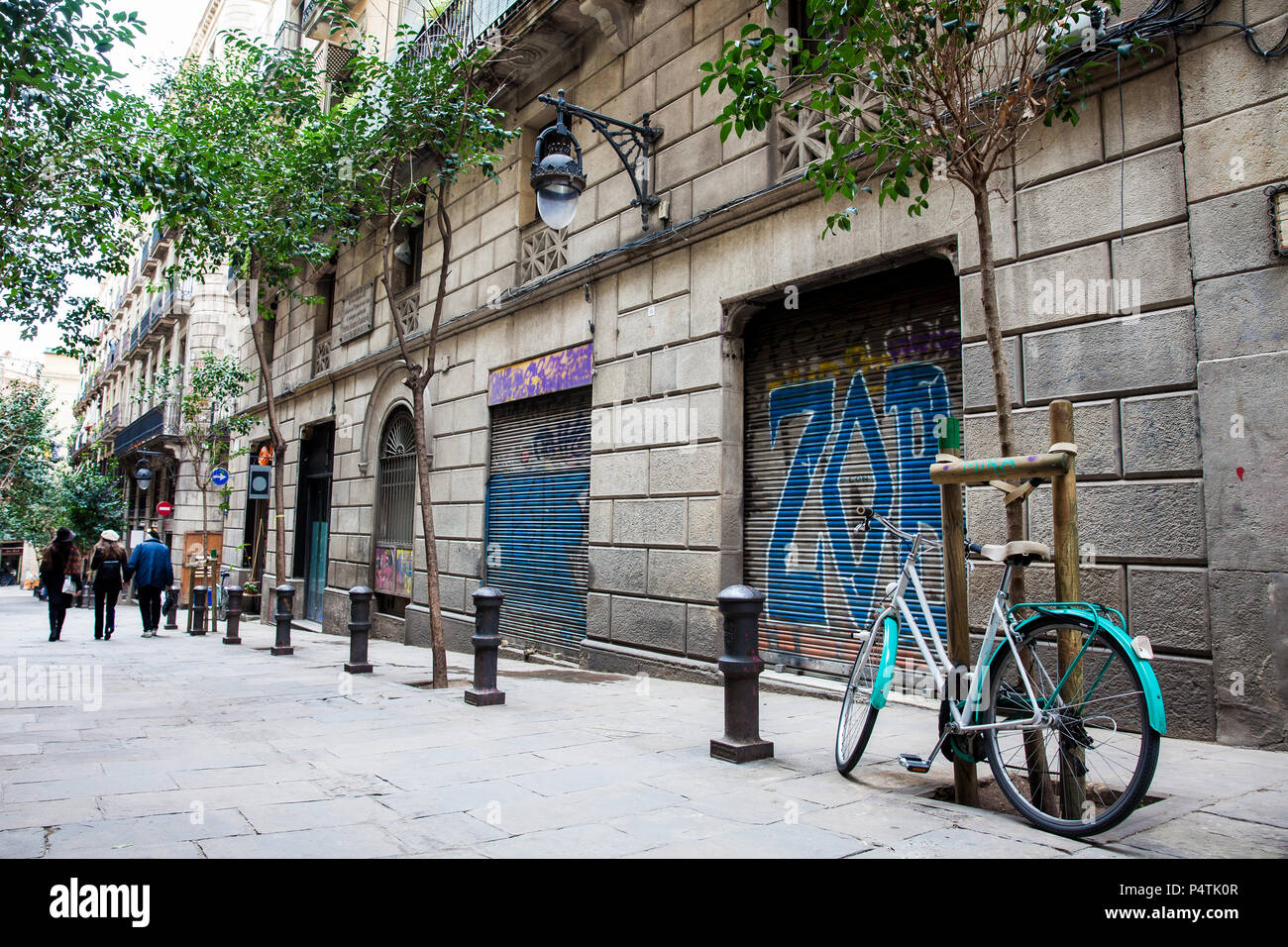 Blue bicycle at the Gothic Square in Barcelona, Spain Stock Photo - Alamy