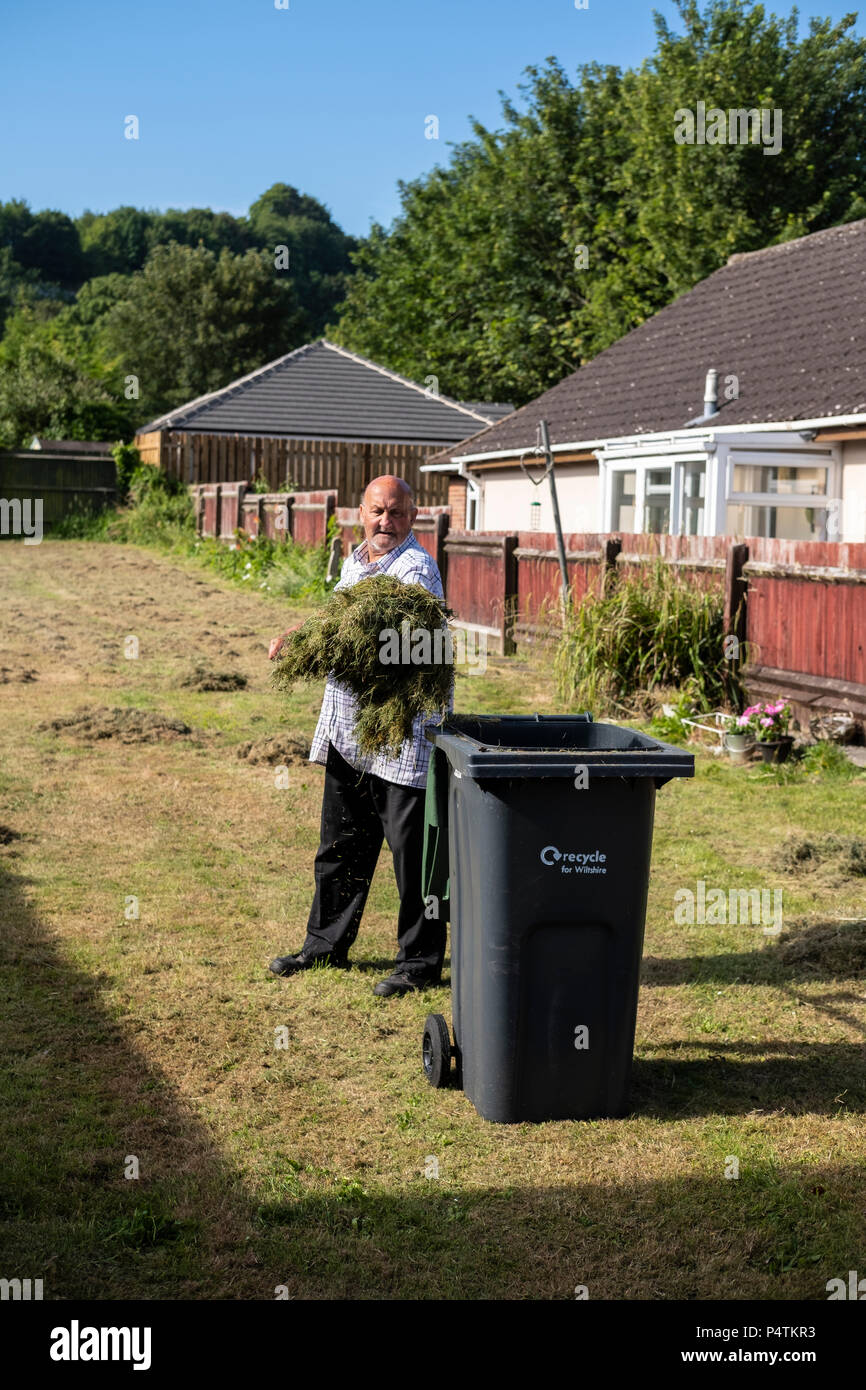 Very old man gardening hi-res stock photography and images - Alamy