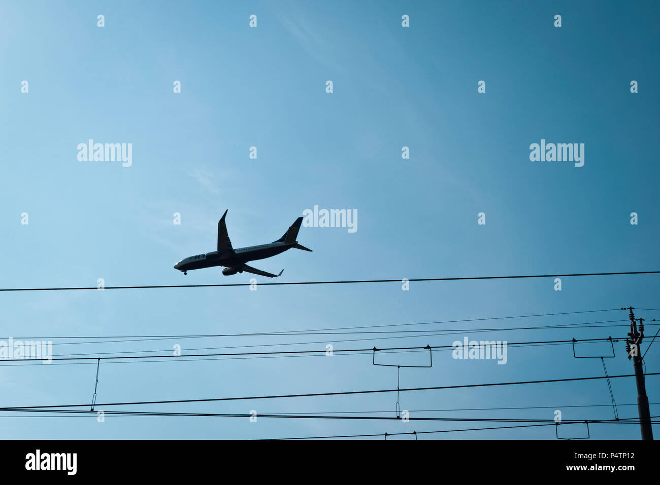 Airplane fly by wire hi-res stock photography and images - Alamy