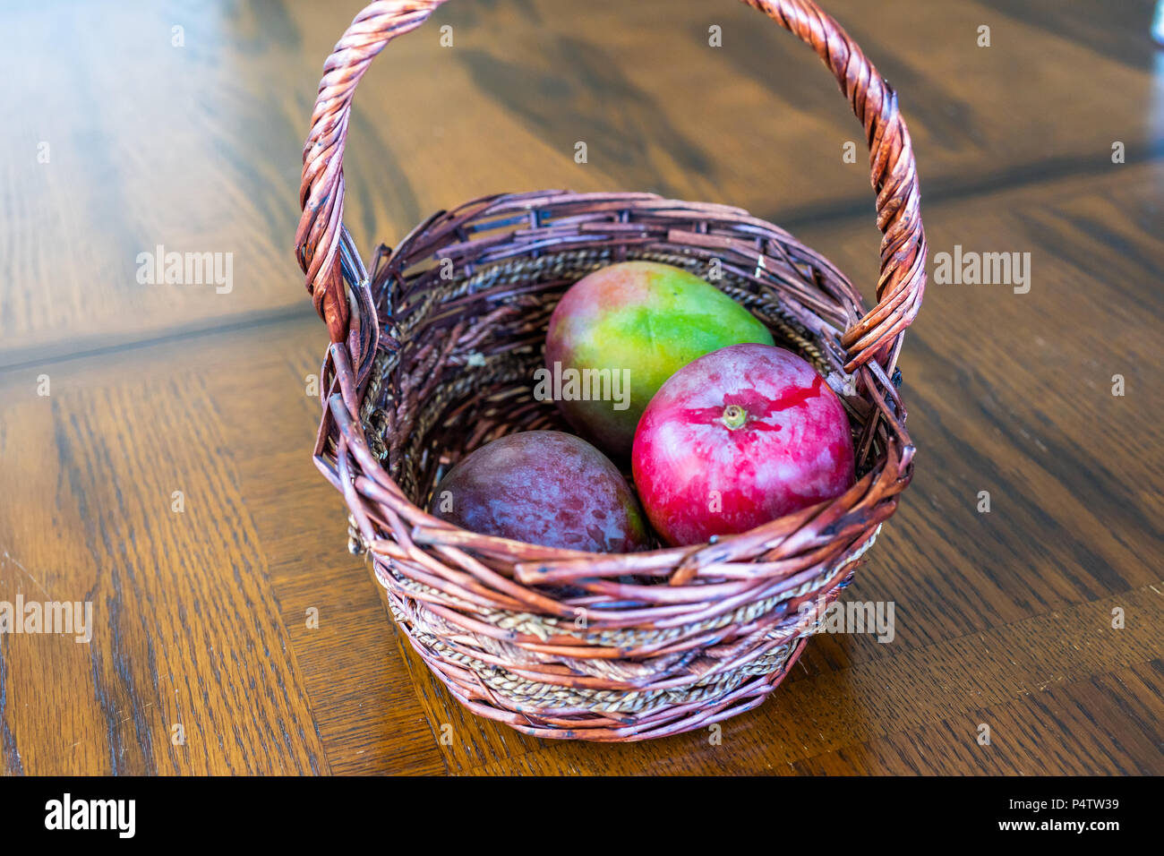 Basket of mangoes hi-res stock photography and images - Alamy