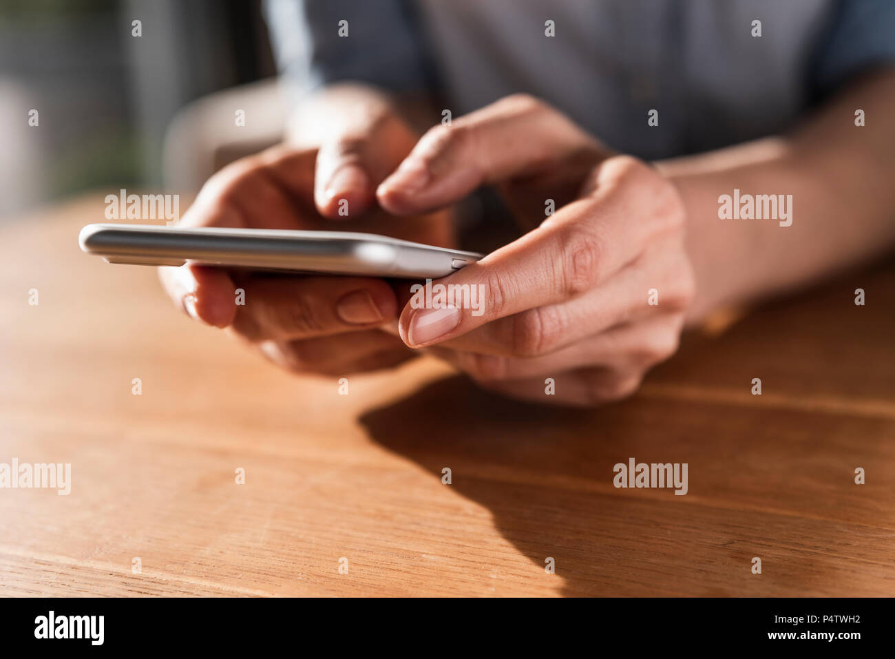 Messaging hands hi-res stock photography and images - Alamy