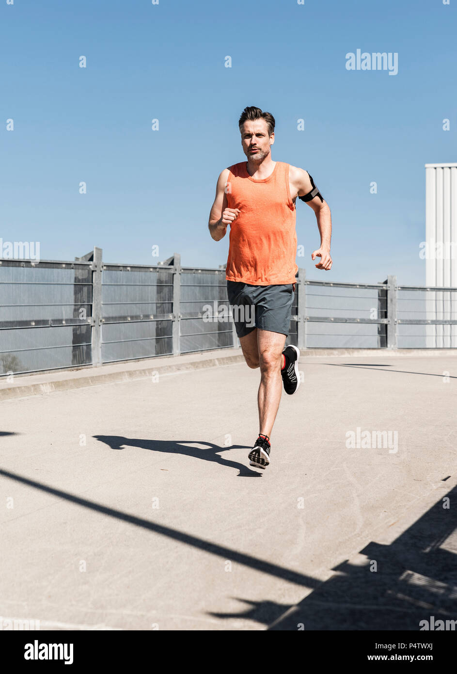 Man jogging city hi-res stock photography and images - Alamy