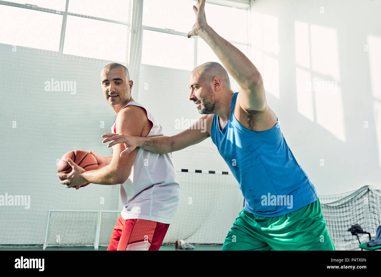 Men playing basketball, defence Stock Photo - Alamy