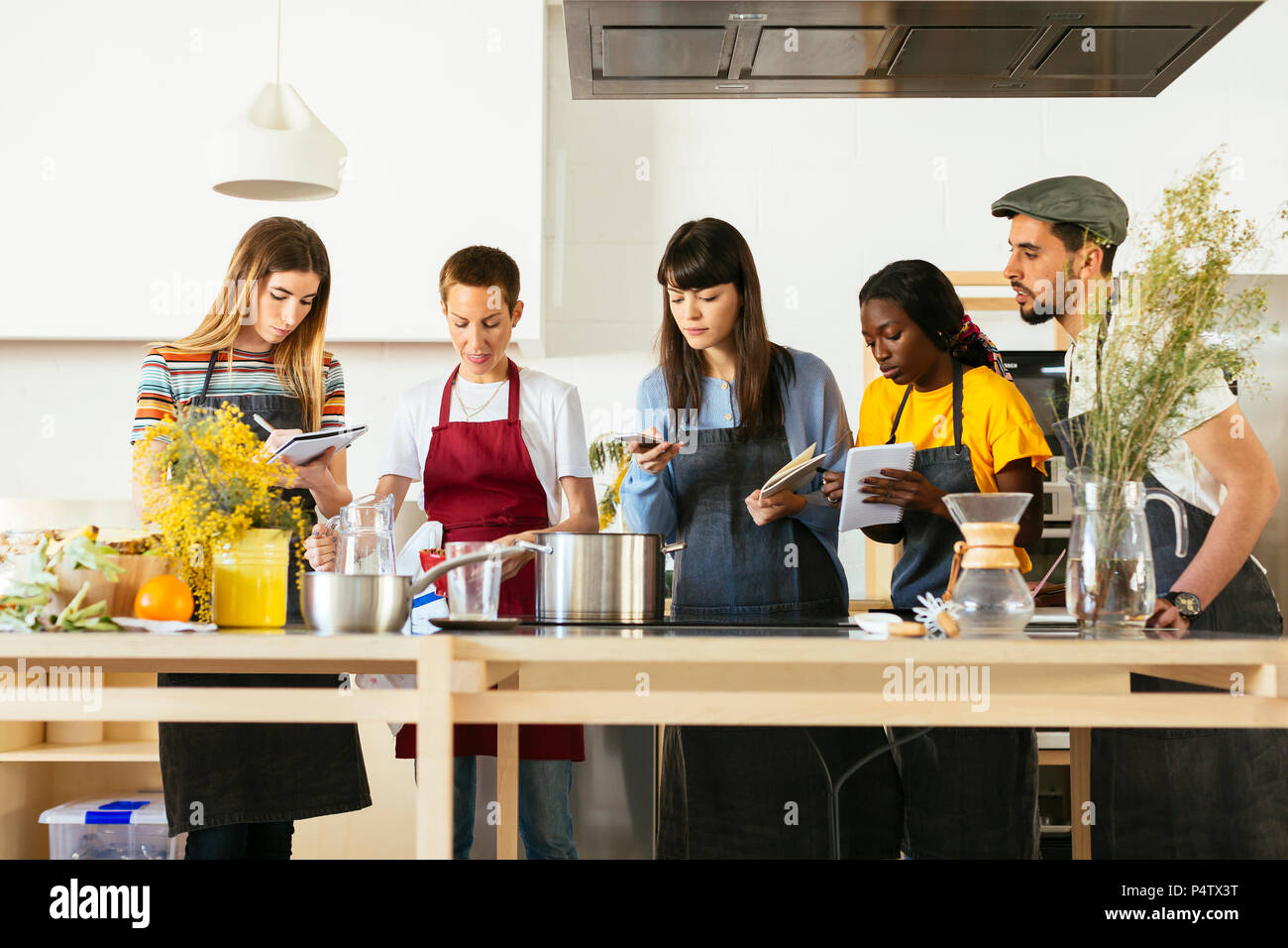 Cooking friends hi-res stock photography and images - Alamy