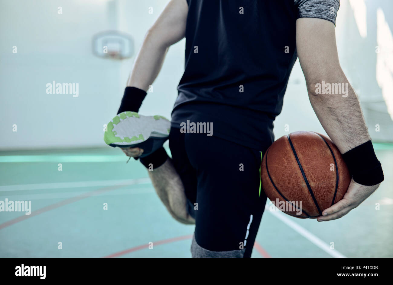 Male athlete stretch leg hi-res stock photography and images - Alamy