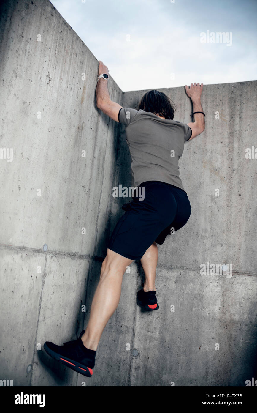 Athlete climbing wall hi-res stock photography and images - Alamy