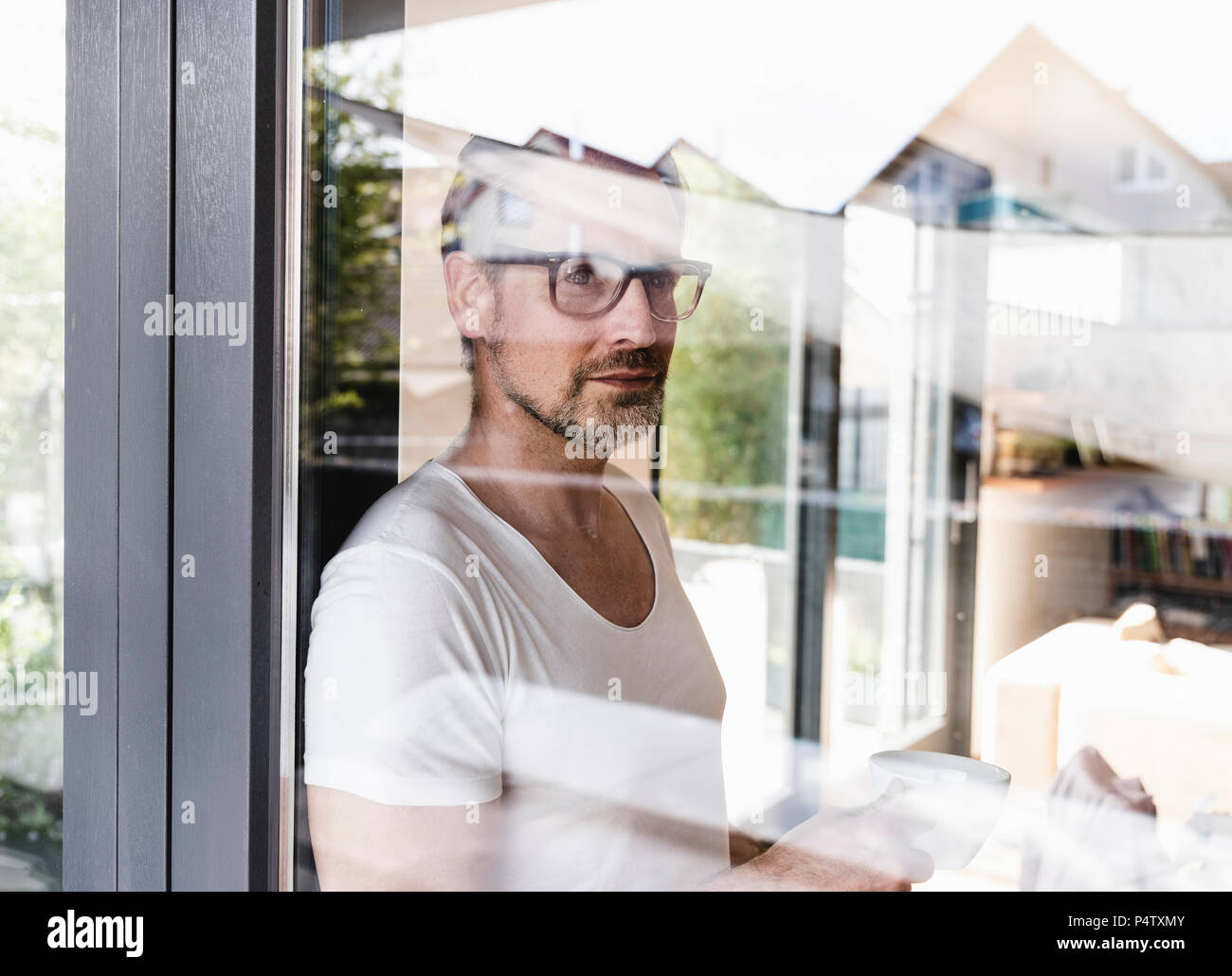 Person behind a glass window hi-res stock photography and images - Alamy
