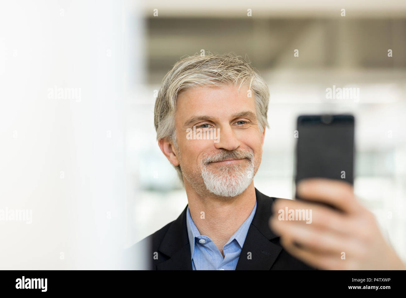 Taking selfies smartphone hi-res stock photography and images - Alamy