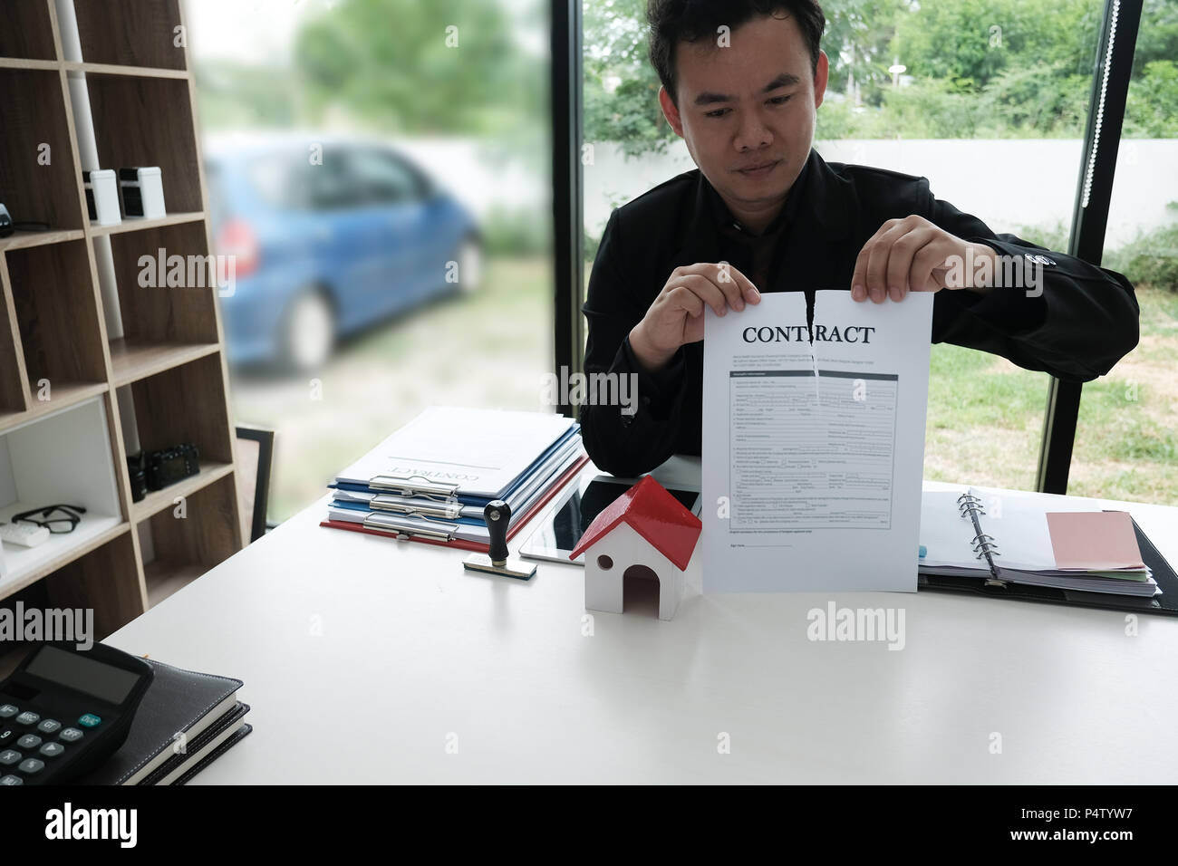 Breaking agreement hi-res stock photography and images - Alamy