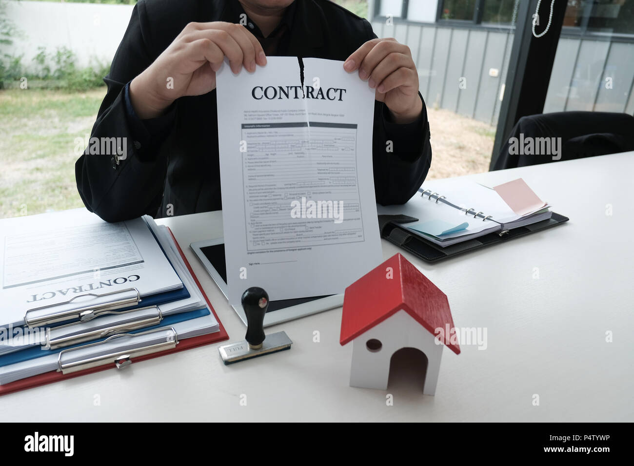 Breaking agreement hi-res stock photography and images - Alamy