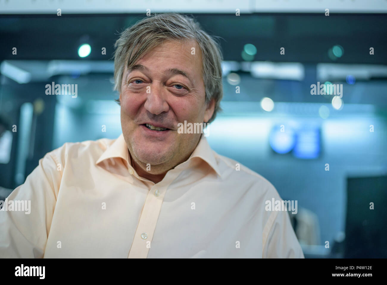 Stephen fry hi-res stock photography and images - Alamy