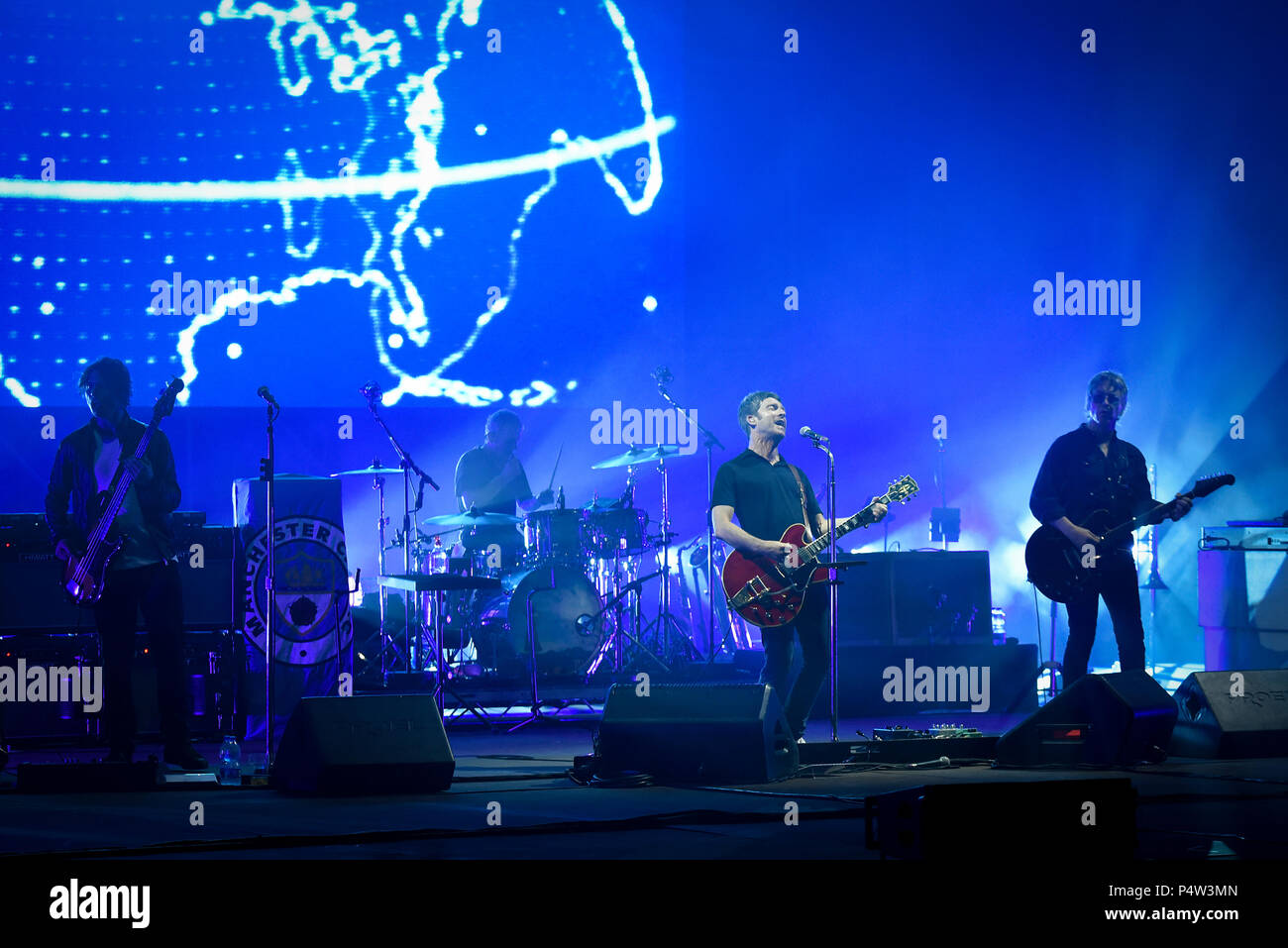 Noel thomas david gallagher singer hi-res stock photography and images ...