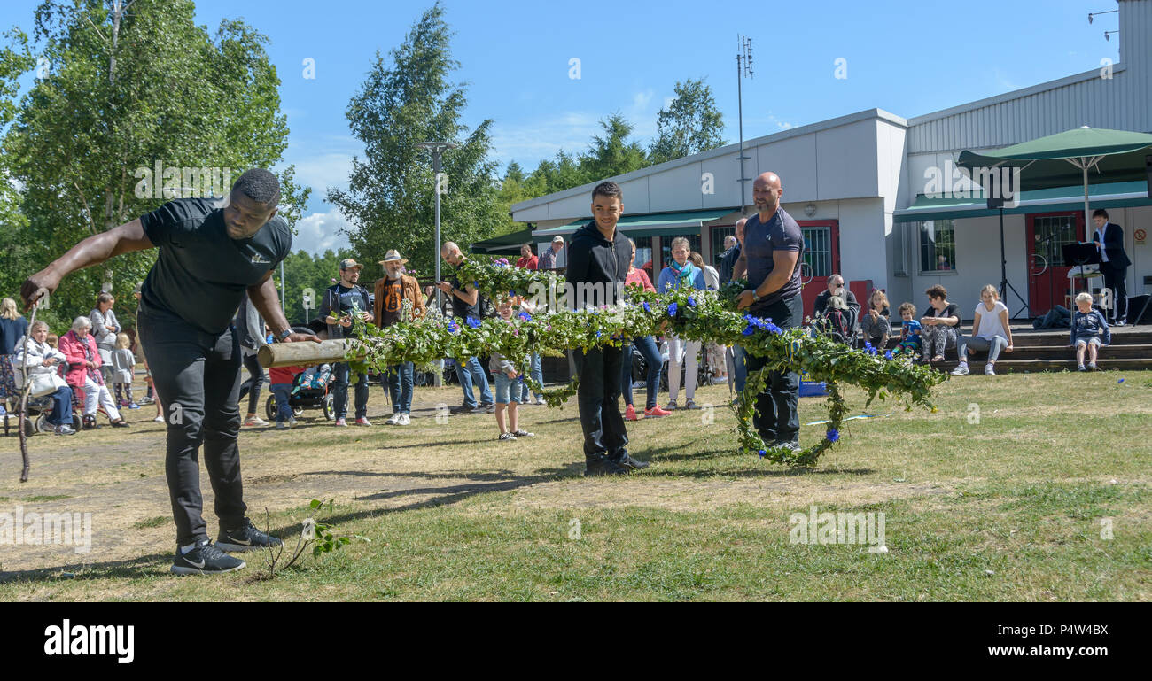 Maypole dancing sweden hi-res stock photography and images - Alamy