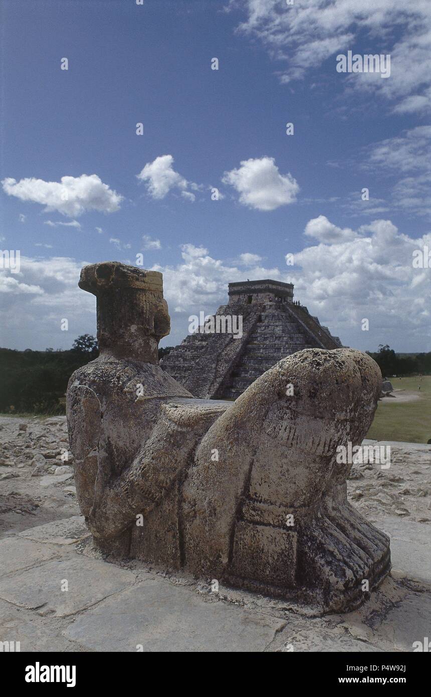 ESCULTURA DE CHAC-MOOL Y CASTILLO O PIRAMIDE DE KUKULCAN. Location ...