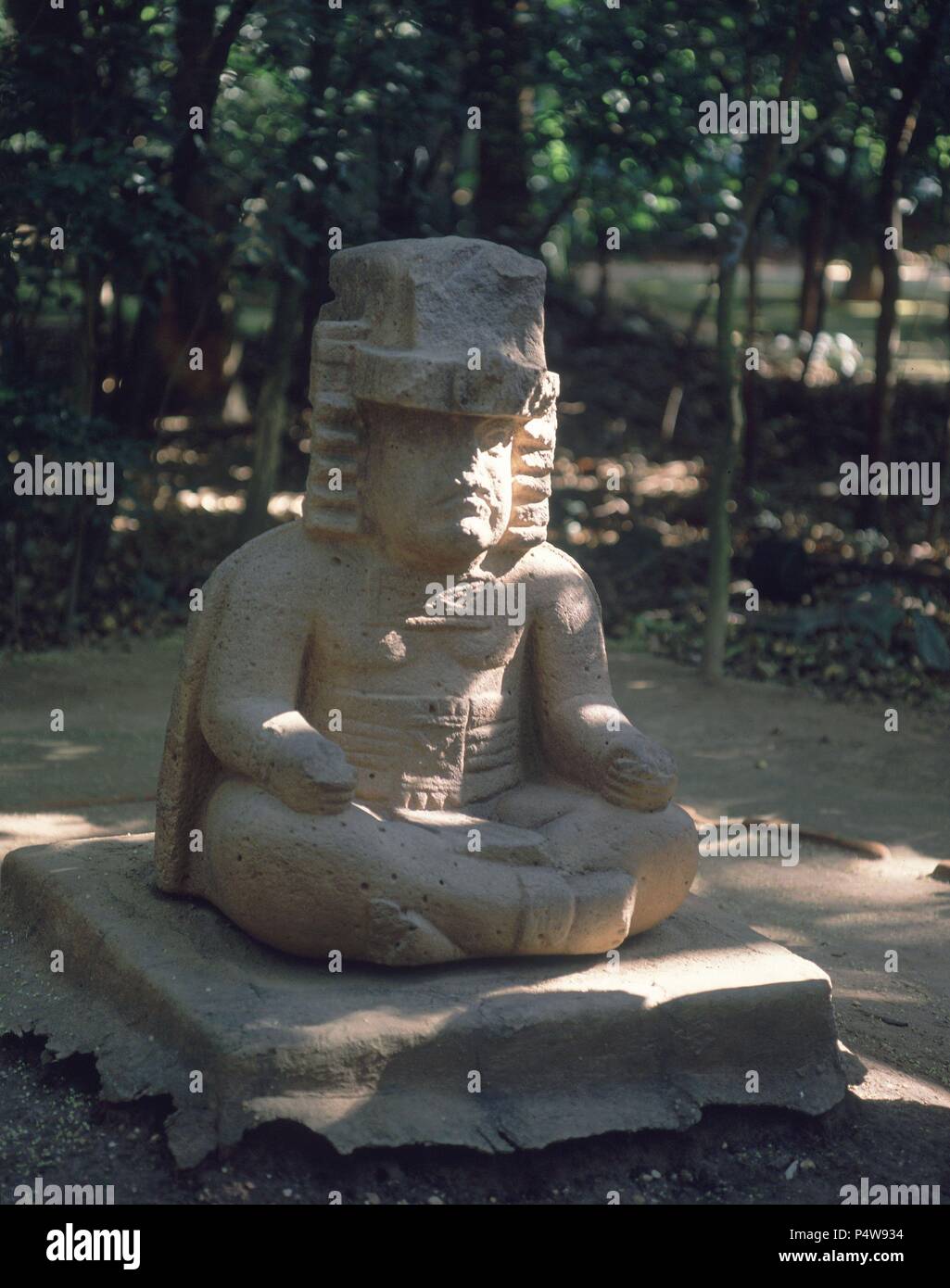 FIGURA TALLADA EN PIEDRA-OLMECA SENTADO-ARTE OLMECA. Location: MUSEO DE ...