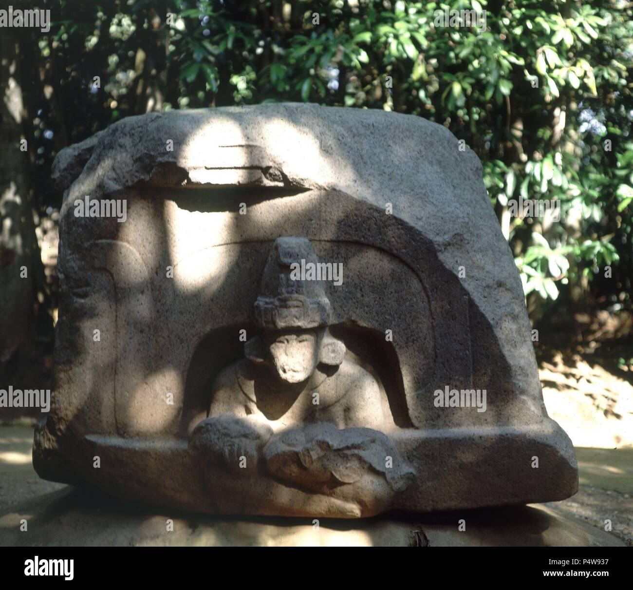 ALTAR EN PIEDRA CON NICHO AL FRENTE-ARTE OLMECA. Location: MUSEO DE LA ...