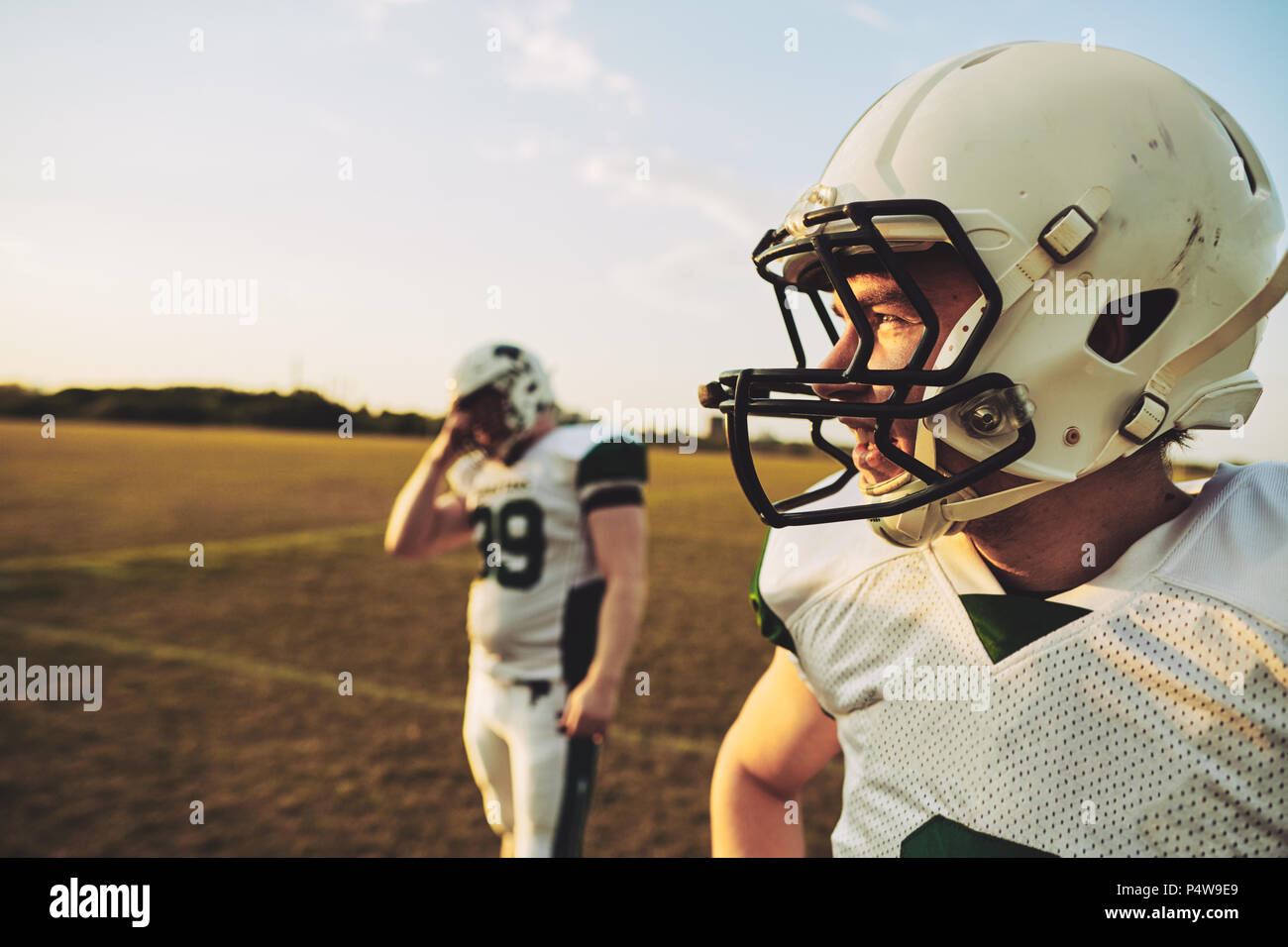 Linebacker hi-res stock photography and images - Alamy
