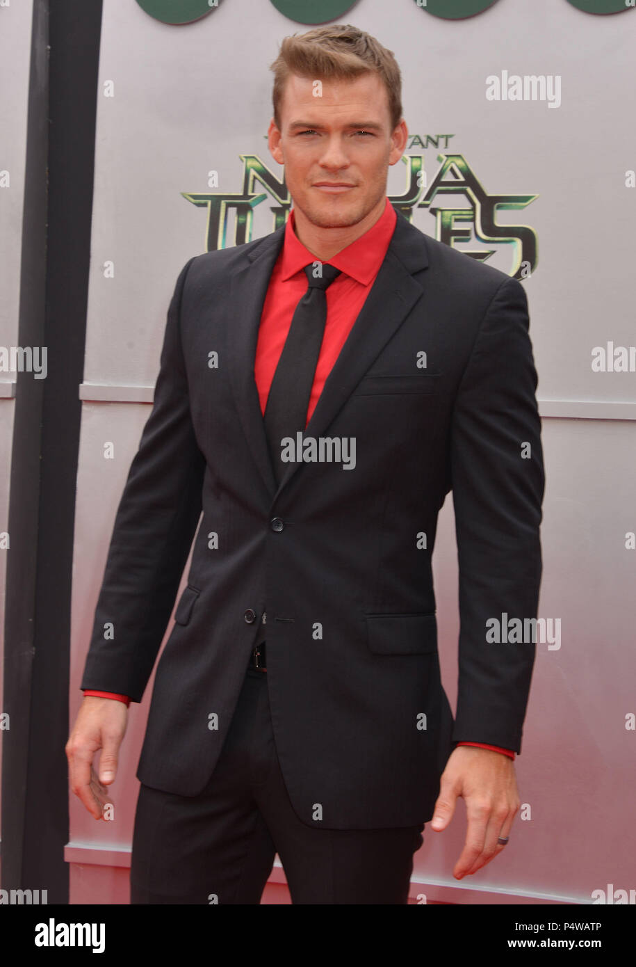Alan ritchson red carpet event hi-res stock photography and images - Alamy