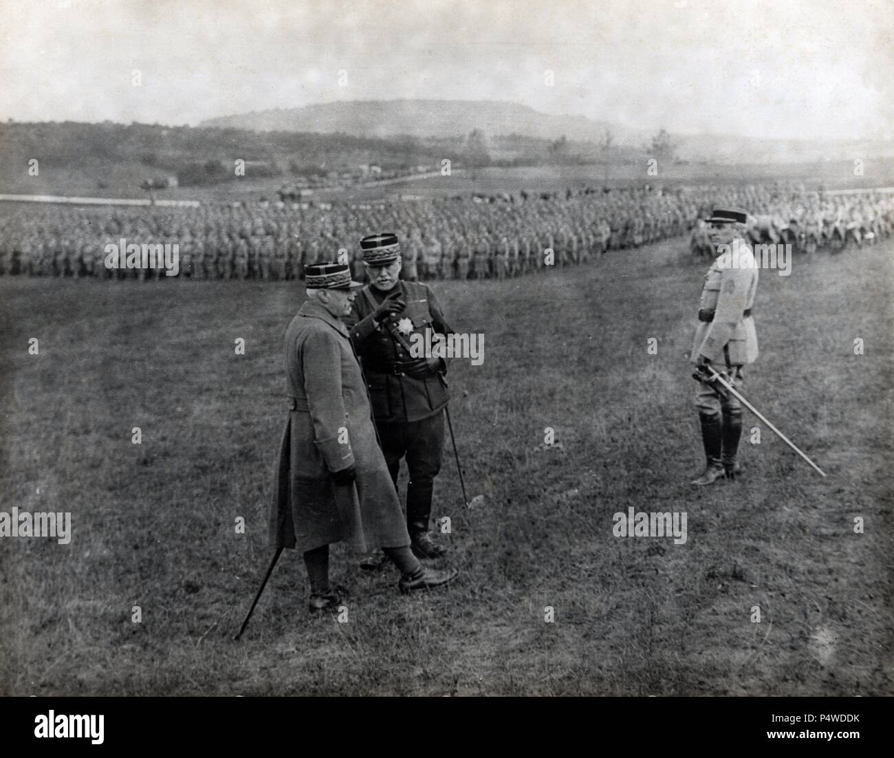 Gran Guerra 1914-1918. Frente francés. Los generales Castelnau y Gerard durante una revista a ...