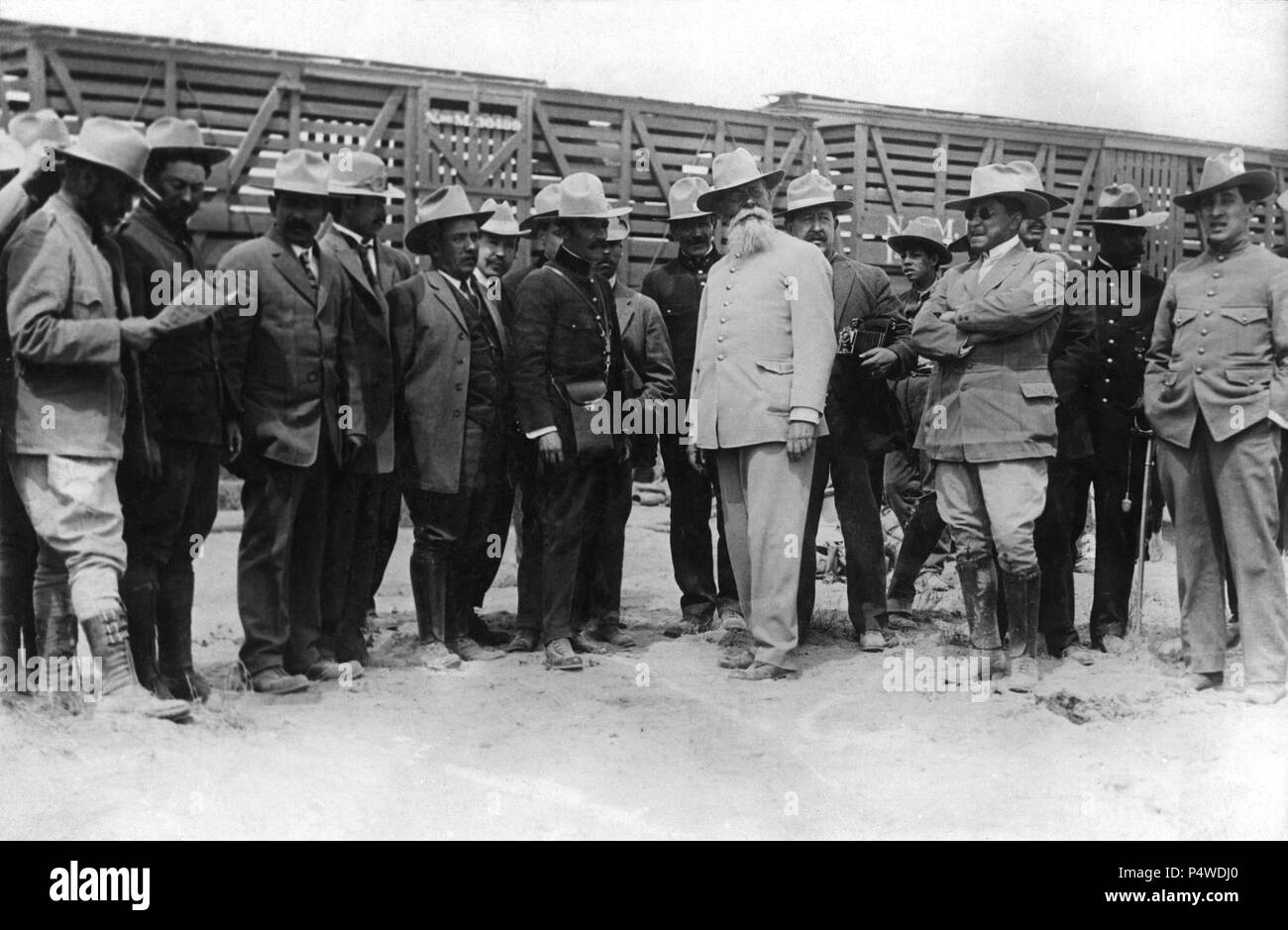 El General Jesús Carranza Garza (1857-1915), junto a ...
