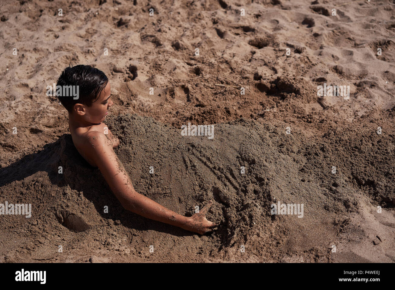 Kid beach buried hi-res stock photography and images - Alamy