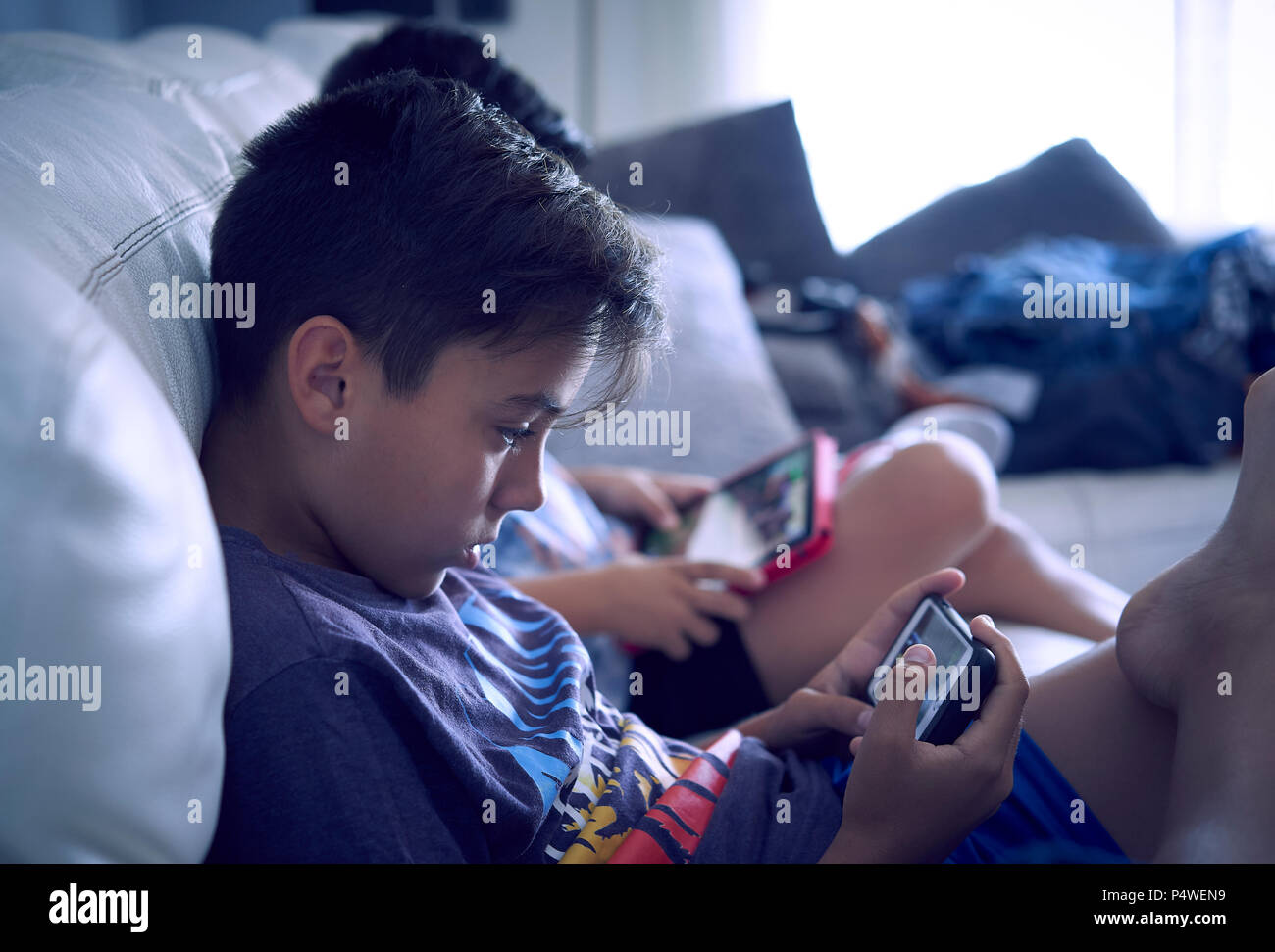 Boys playing console hi-res stock photography and images - Alamy