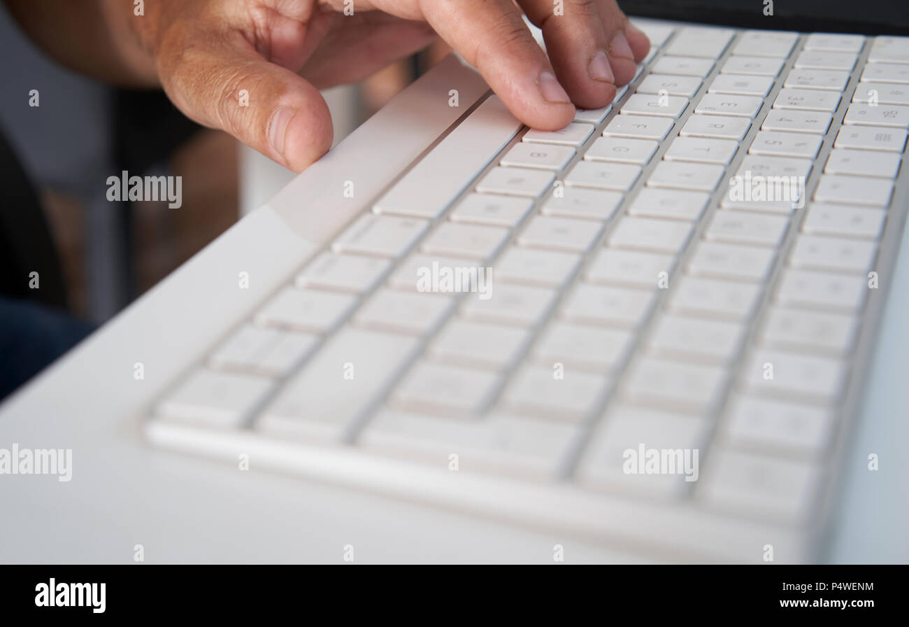 white pc keyboard ina table Stock Photo - Alamy