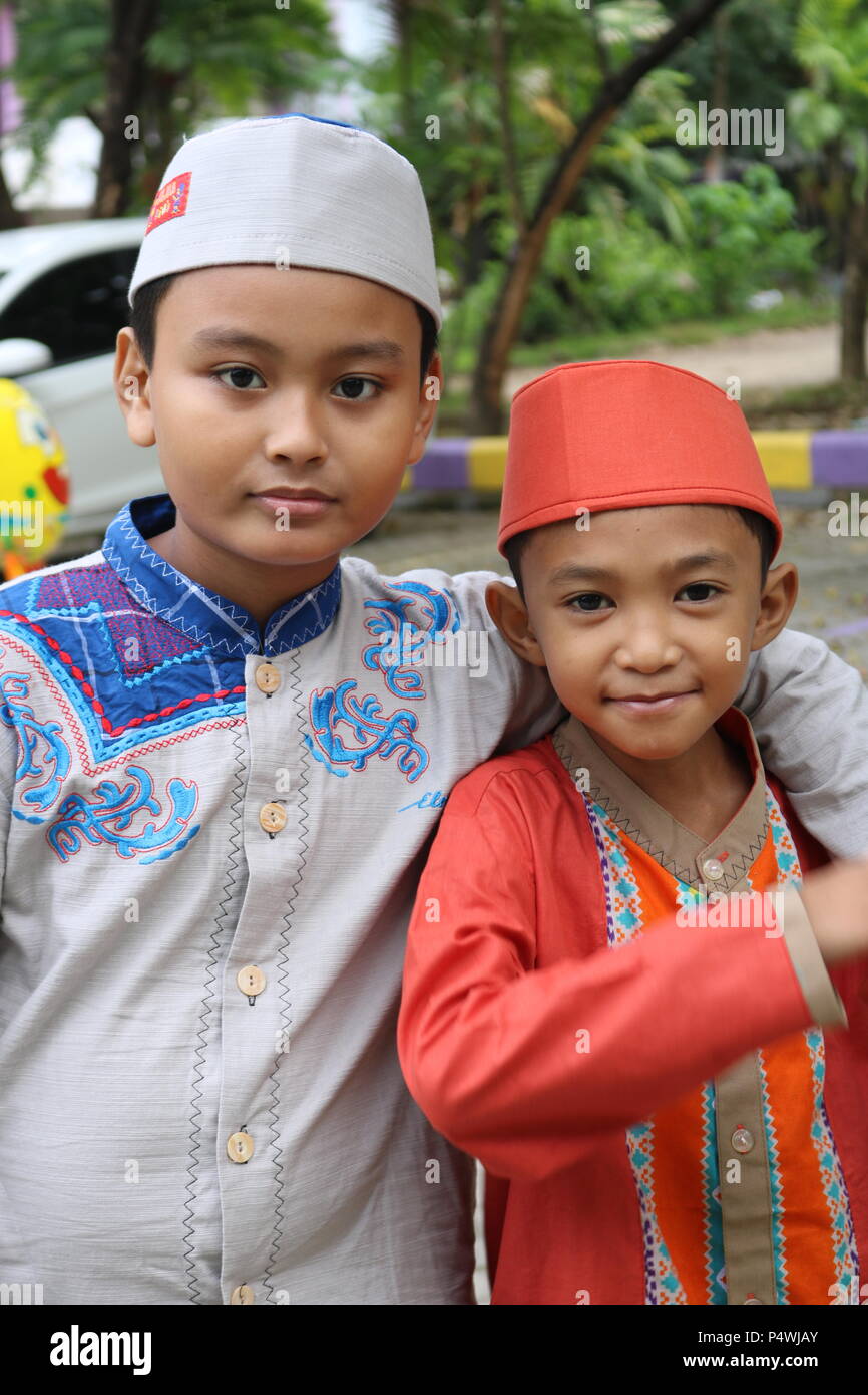 Asian Muslim children are wearing new clothes Stock Photo - Alamy