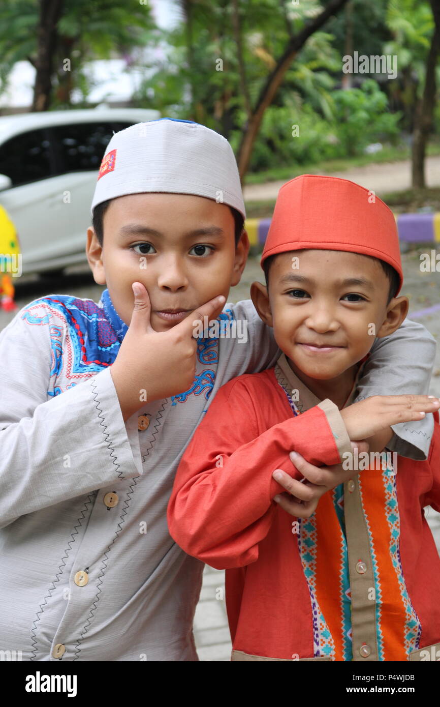 Asian Muslim children are wearing new clothes Stock Photo - Alamy