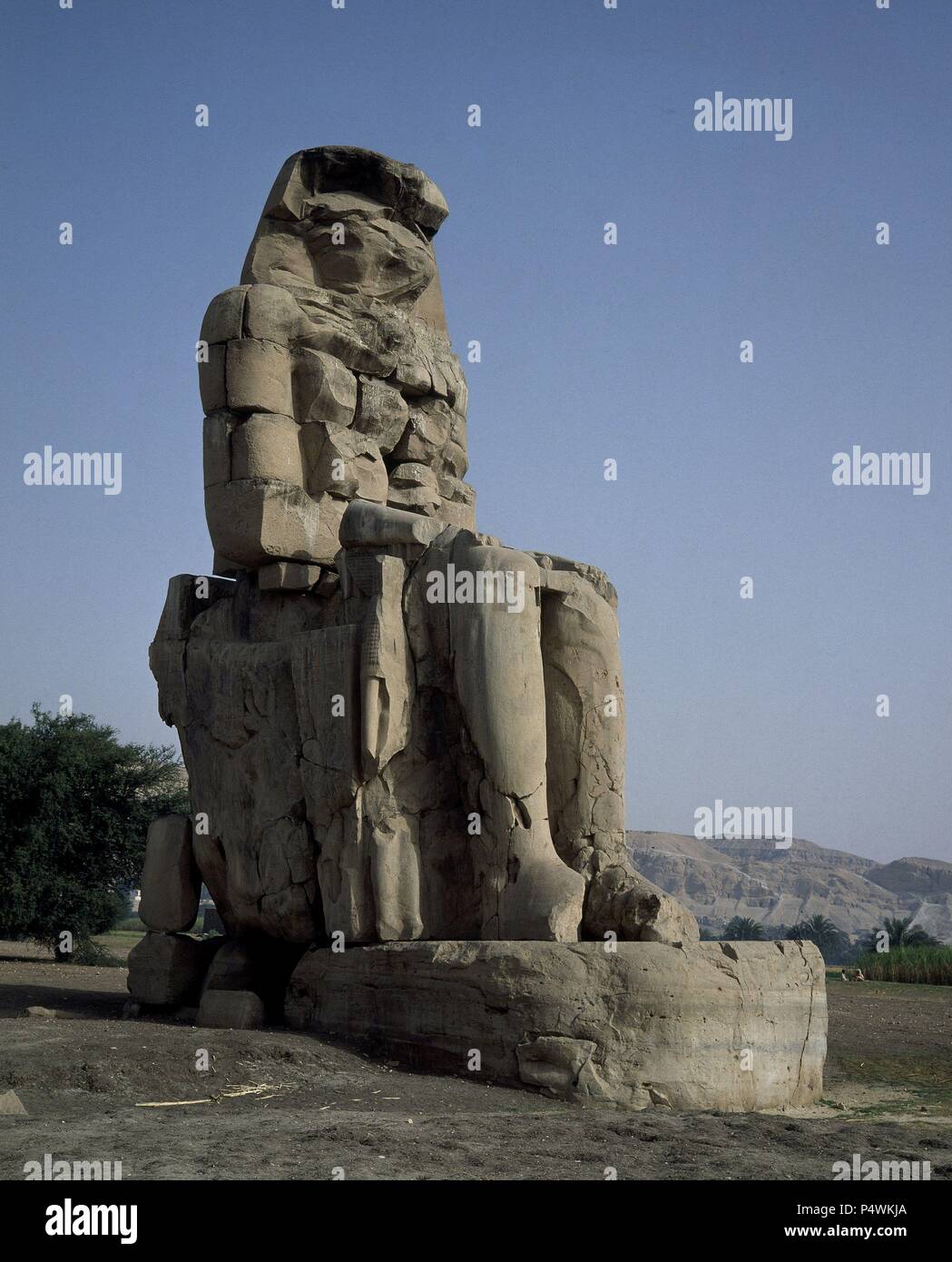 UNO DE LOS COLOSOS DE MEMNON FUERON CONSTRUIDOS EN EL SIGLO XIV A.C ...