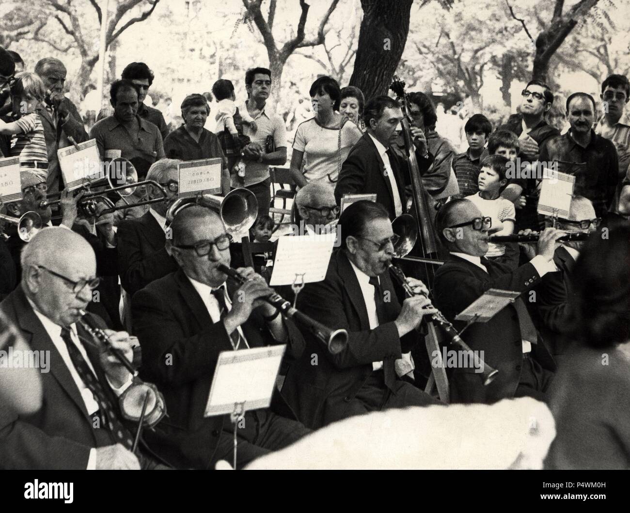 Cobla Tibidabo en un concierto de los años 1950 Stock Photo - Alamy