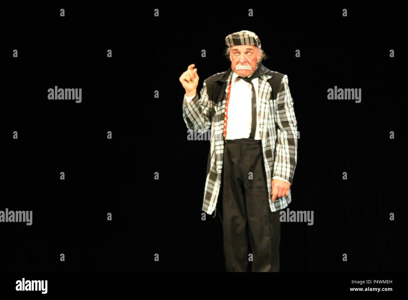 El payaso Jango Edwards en una actuación Stock Photo - Alamy