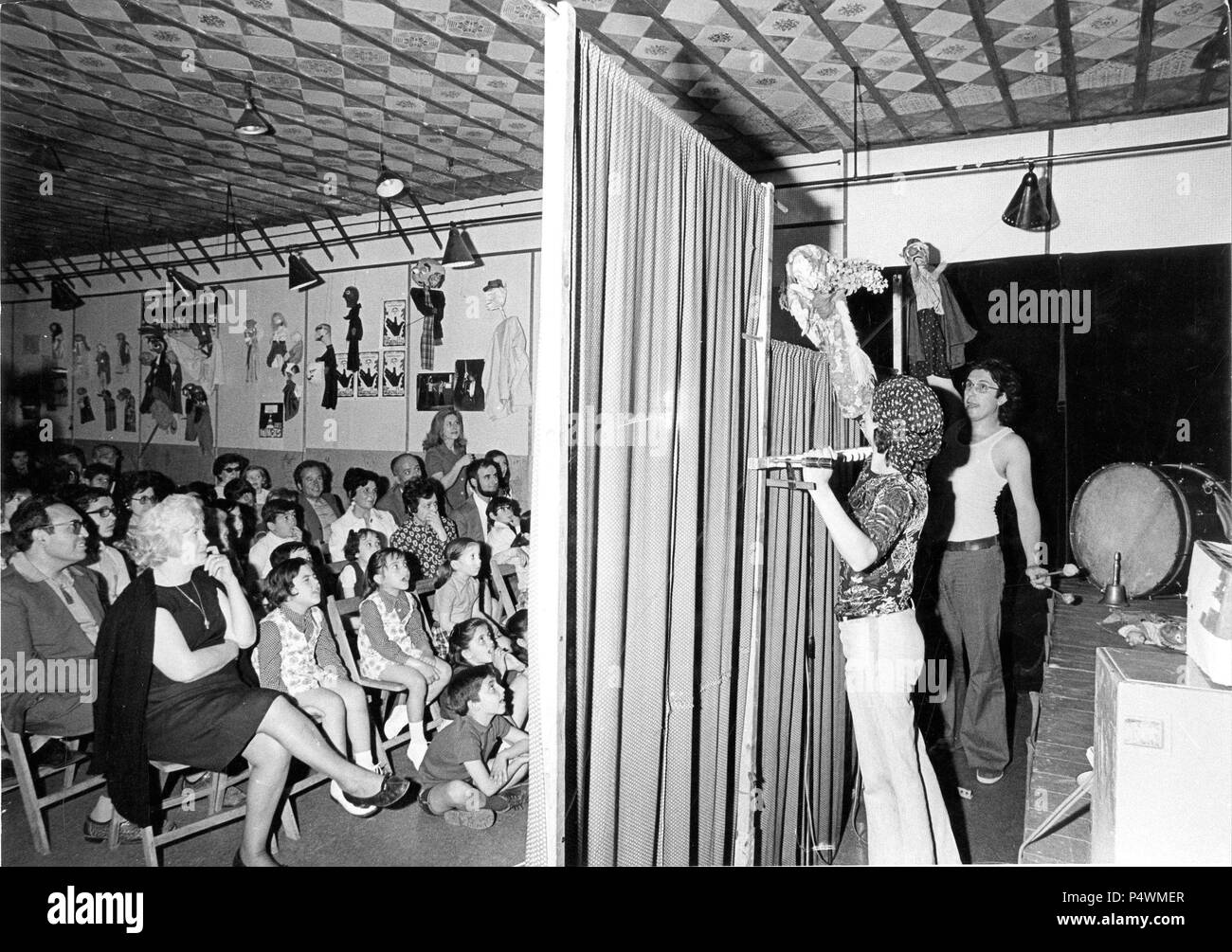 Actuación de la compañia de títeres La Claca, fundada en 1968 por Joan ...