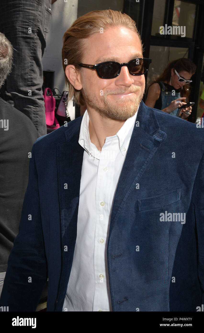 Charlie hunnam 033 red carpet event hi-res stock photography and images ...