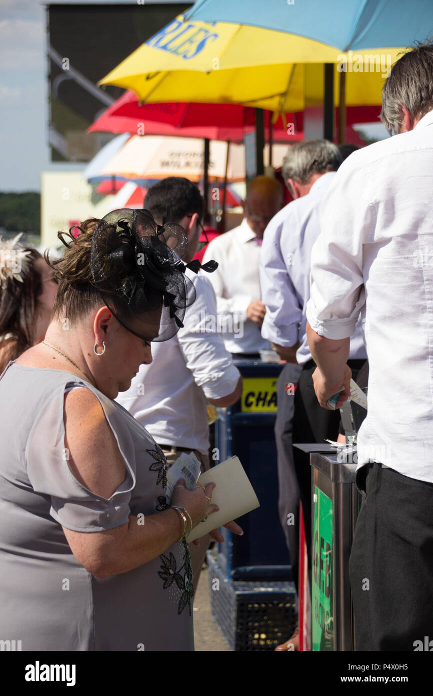 Woman at royal ascot hi-res stock photography and images - Alamy