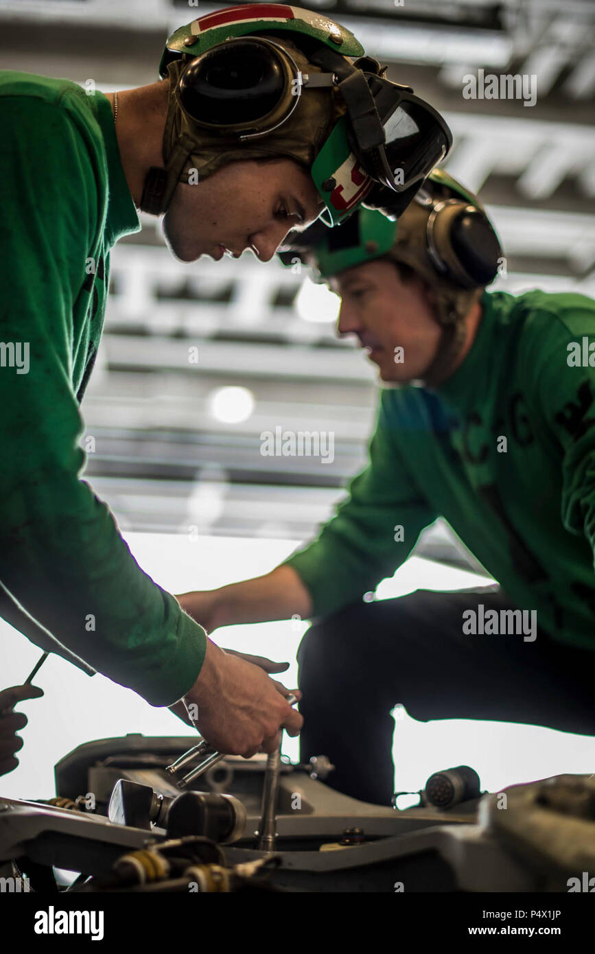 PACIFIC OCEAN (May 9, 2017) Aviation Structural Mechanic Airman Carl ...