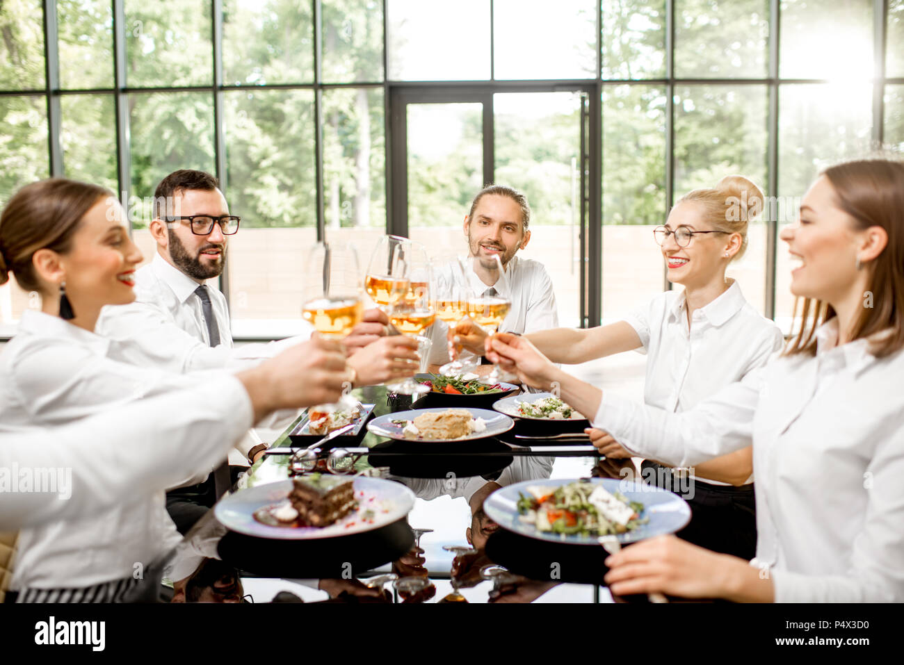 Business people during a lunch at the restaurant Stock Photo - Alamy