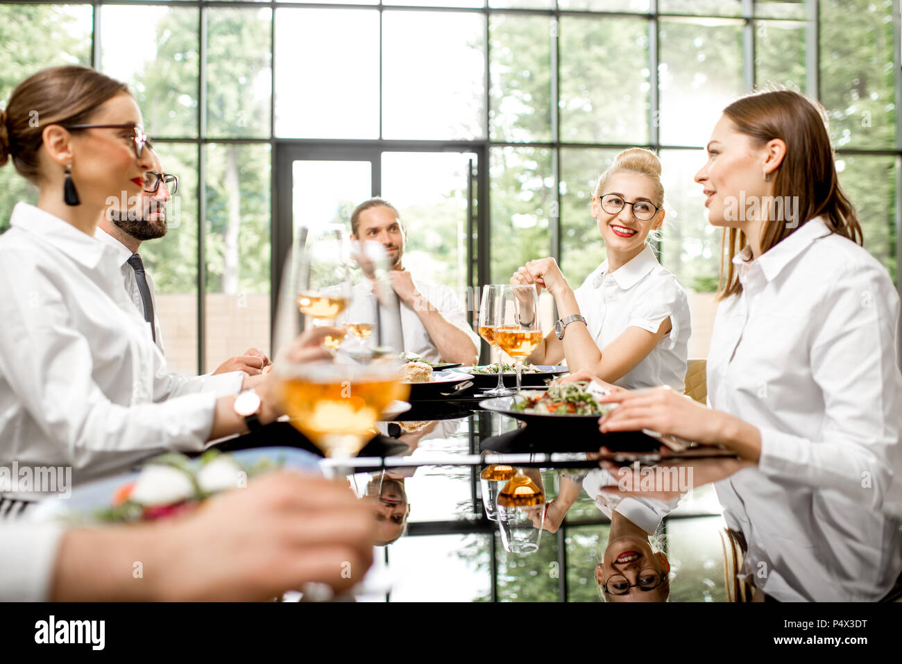 Business people during a lunch at the restaurant Stock Photo - Alamy